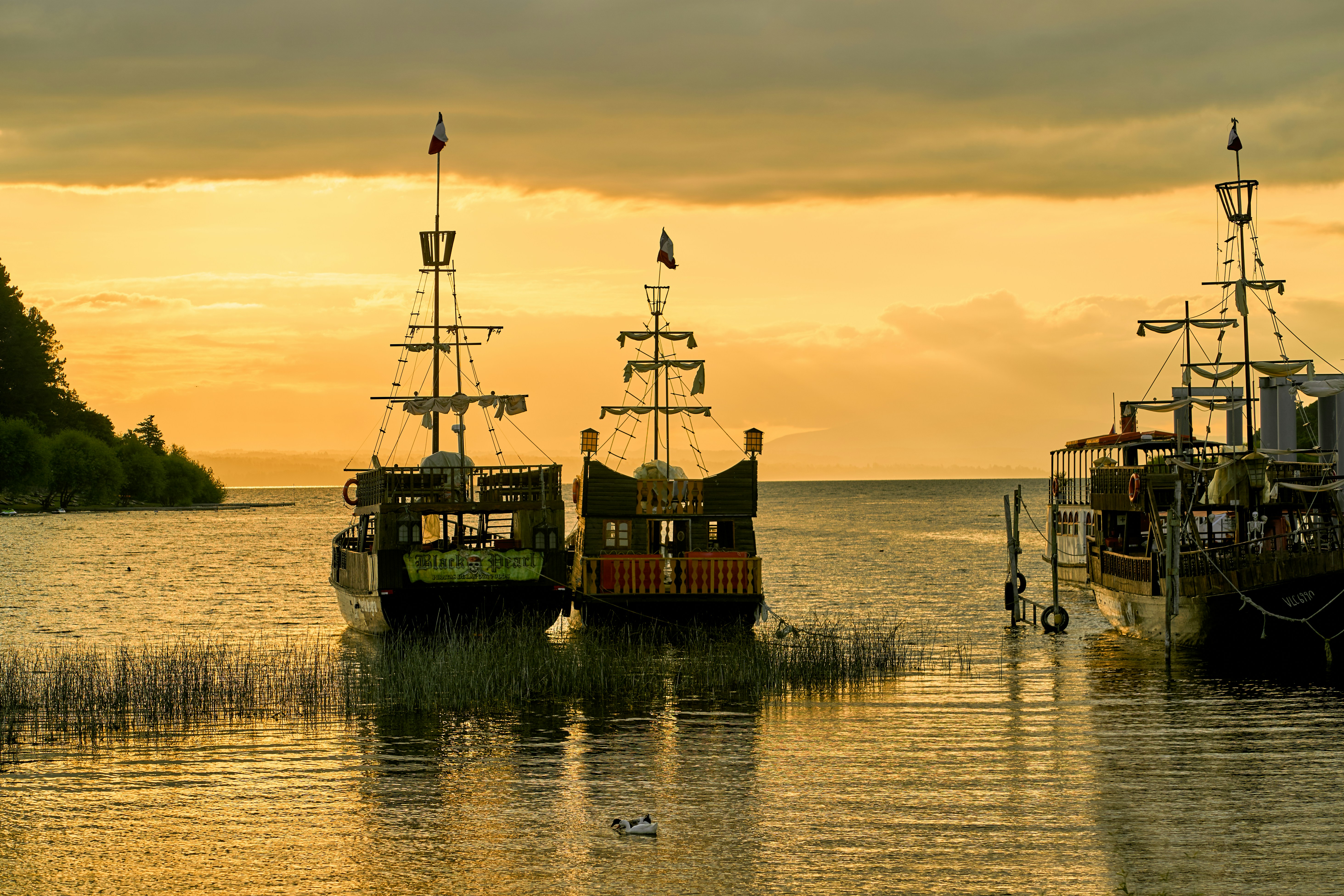 Foto Un par de botes que están sentados en el agua – Imagen Chile ...