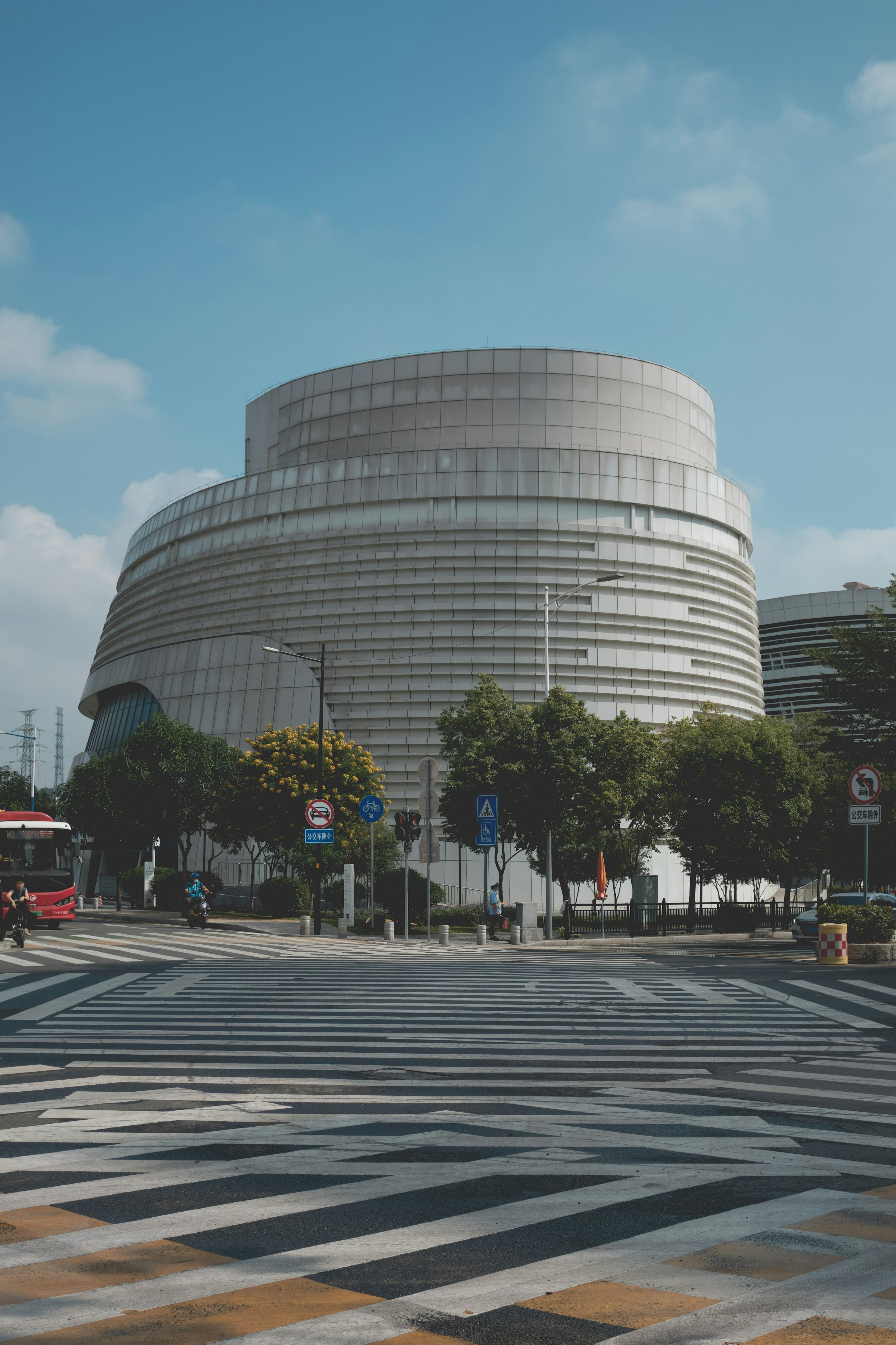 Un grand bâtiment rond avec beaucoup de fenêtres photo – Photo Bleu ...