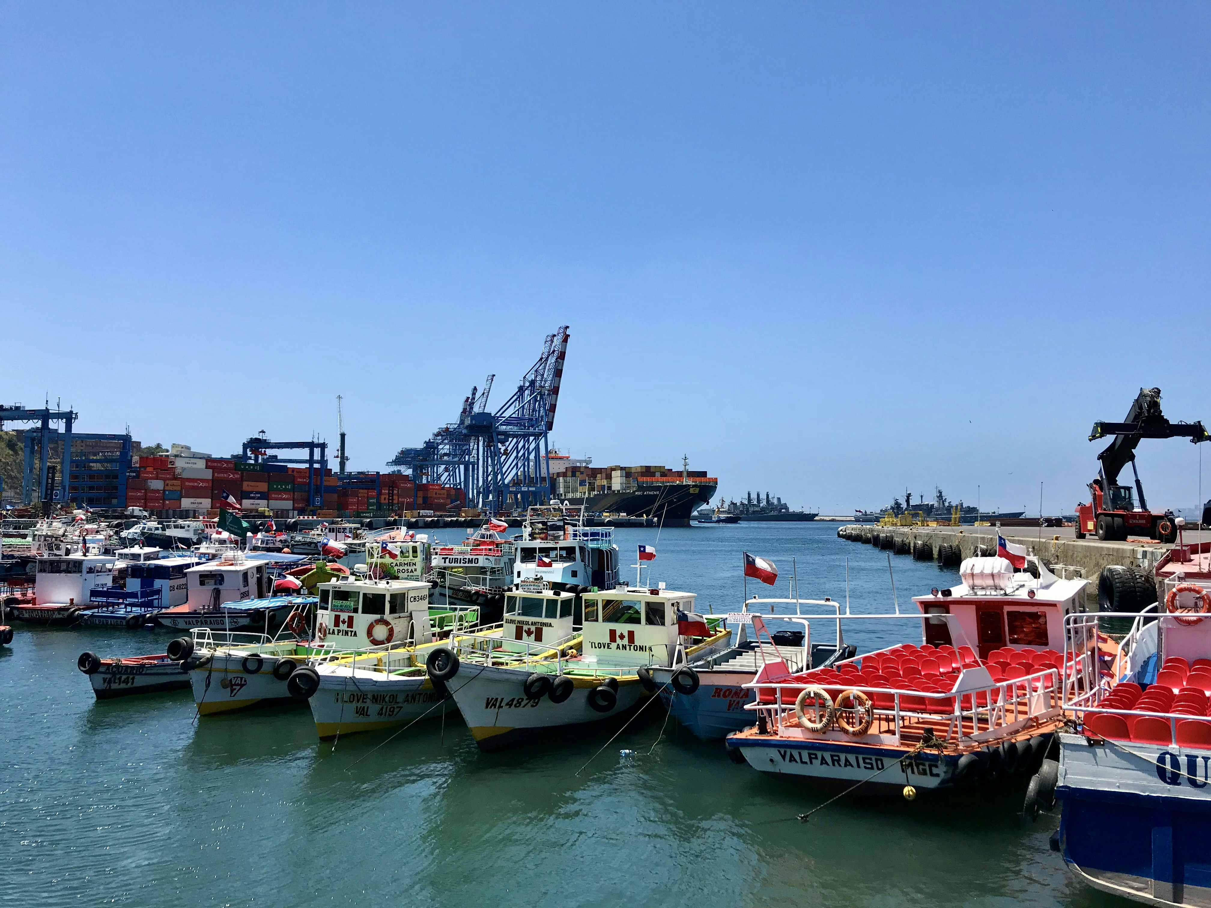 Un puerto lleno de muchos barcos de diferentes colores foto – Imagen de ...