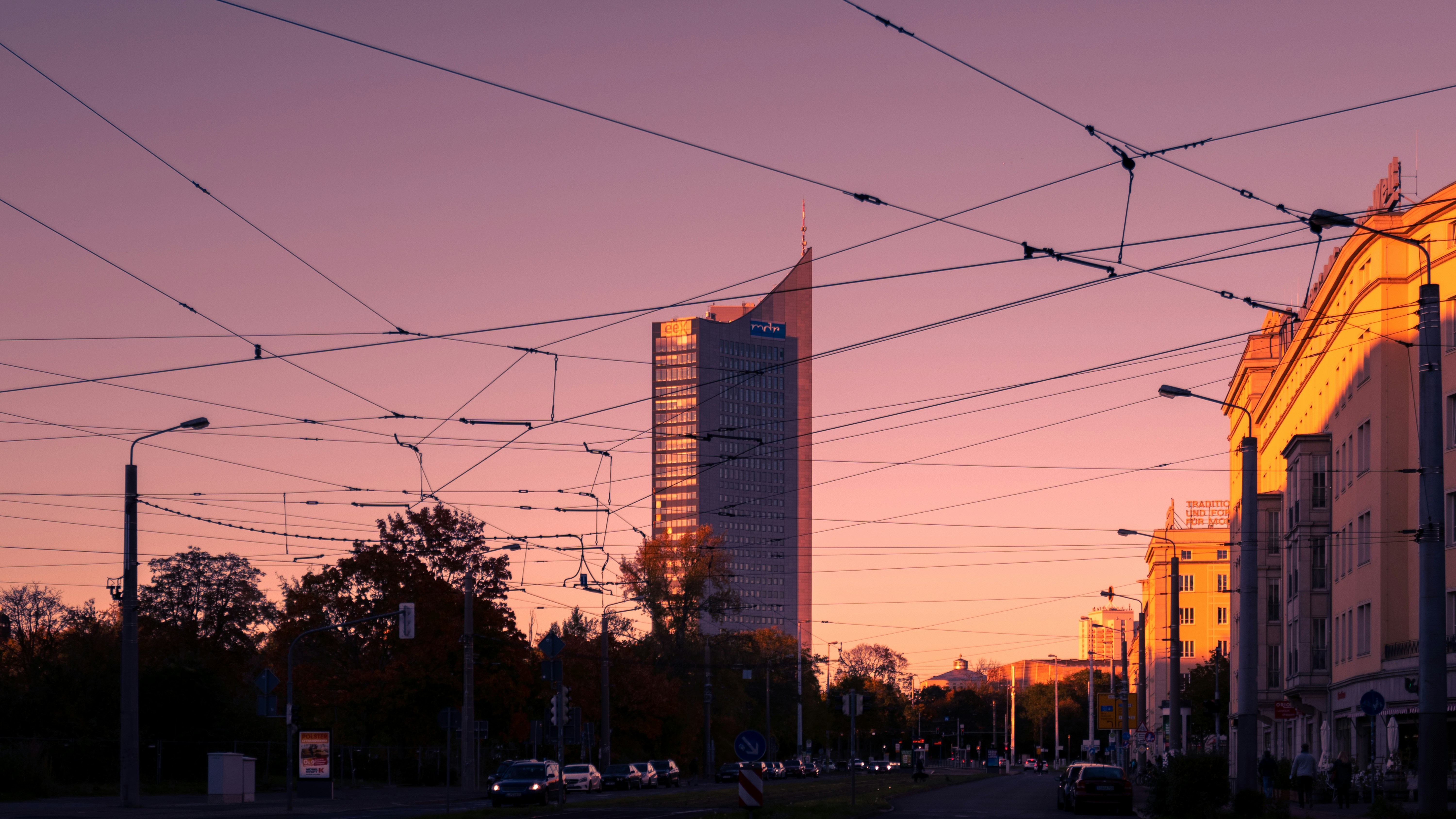 A city street with a tall building in the background photo – Free ...