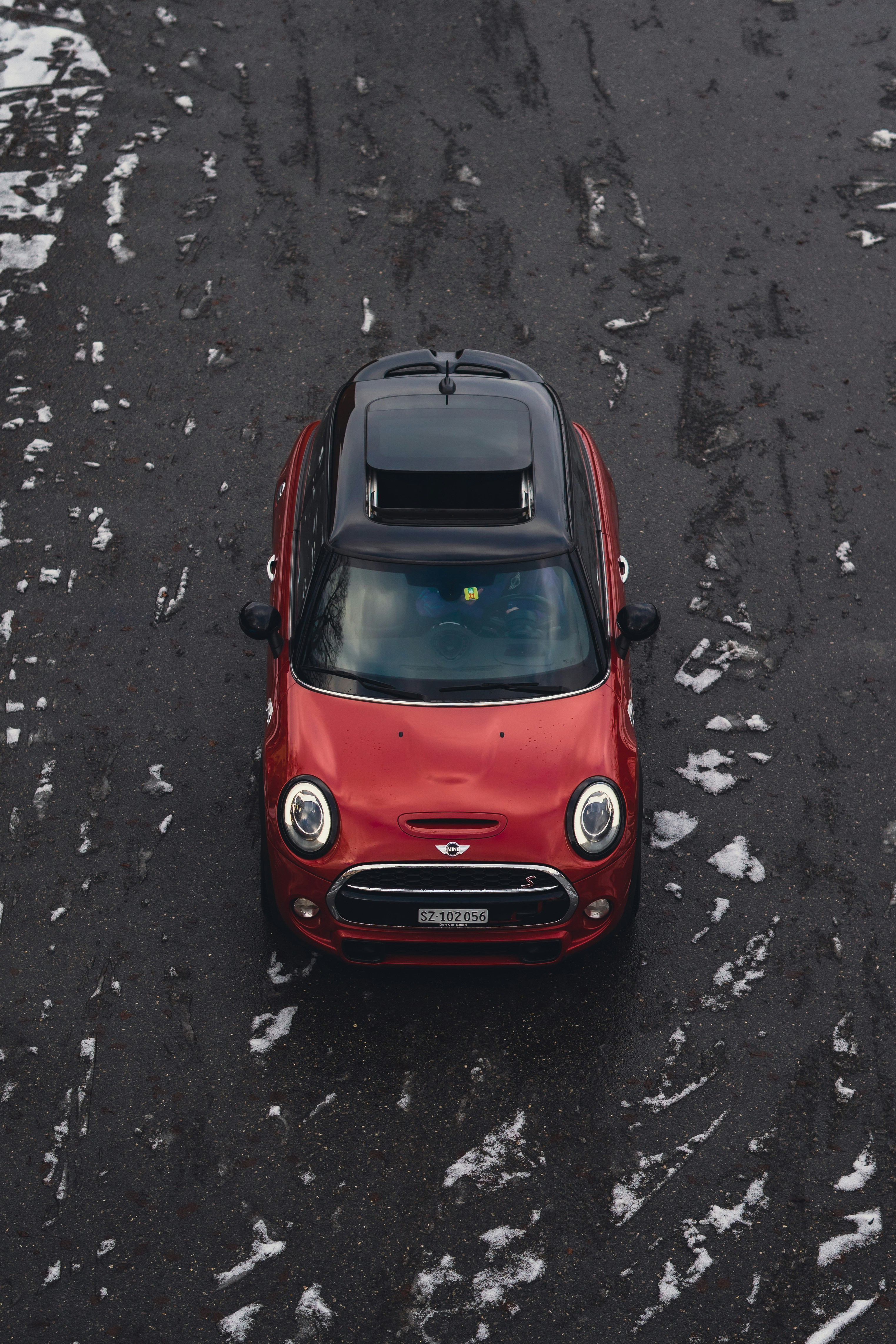 Ein kleines rotes Auto, das auf einem Parkplatz geparkt ist Foto ...