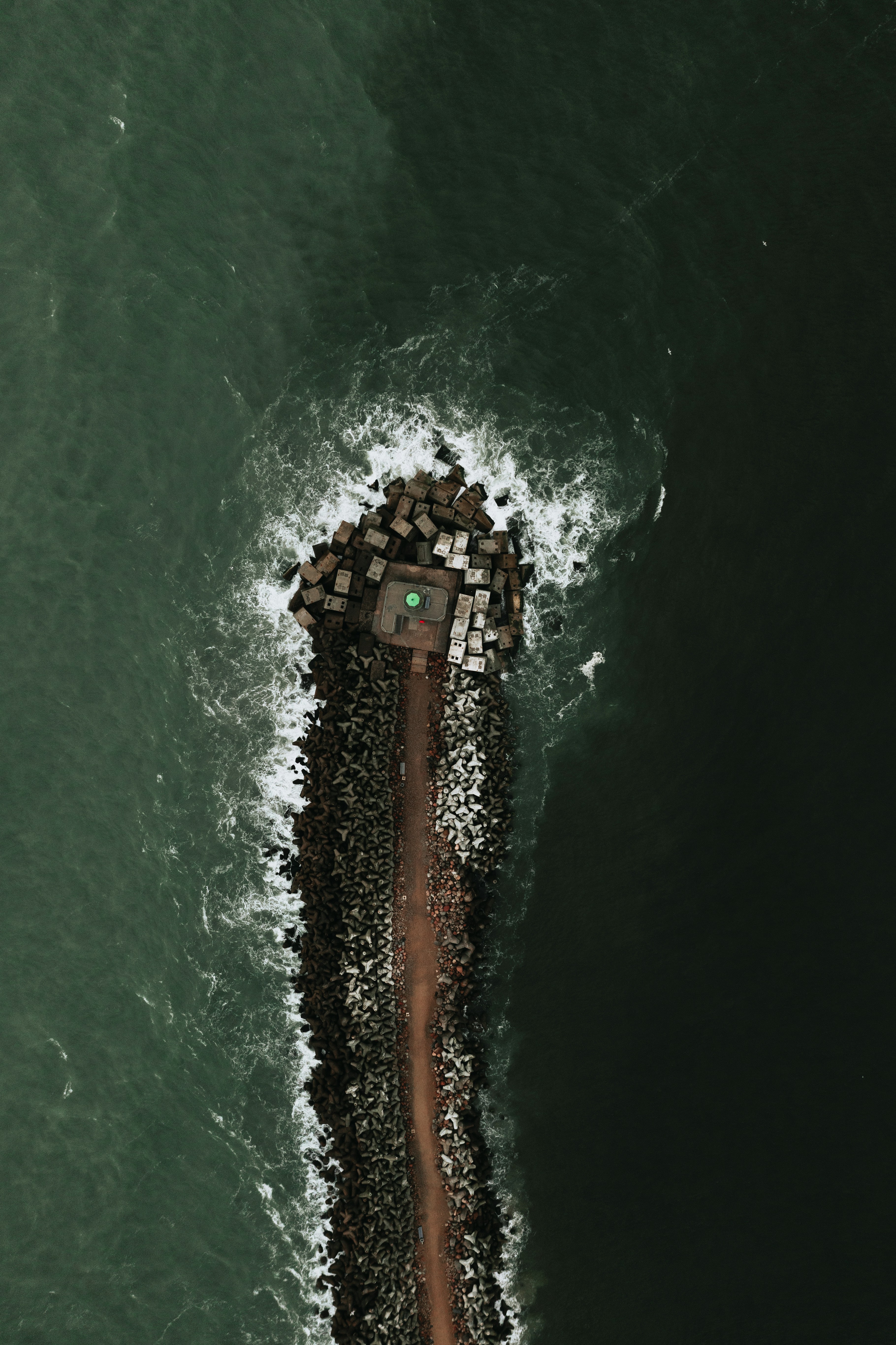 Une vue aérienne d’une jetée au milieu de l’océan photo – Photo Gris ...