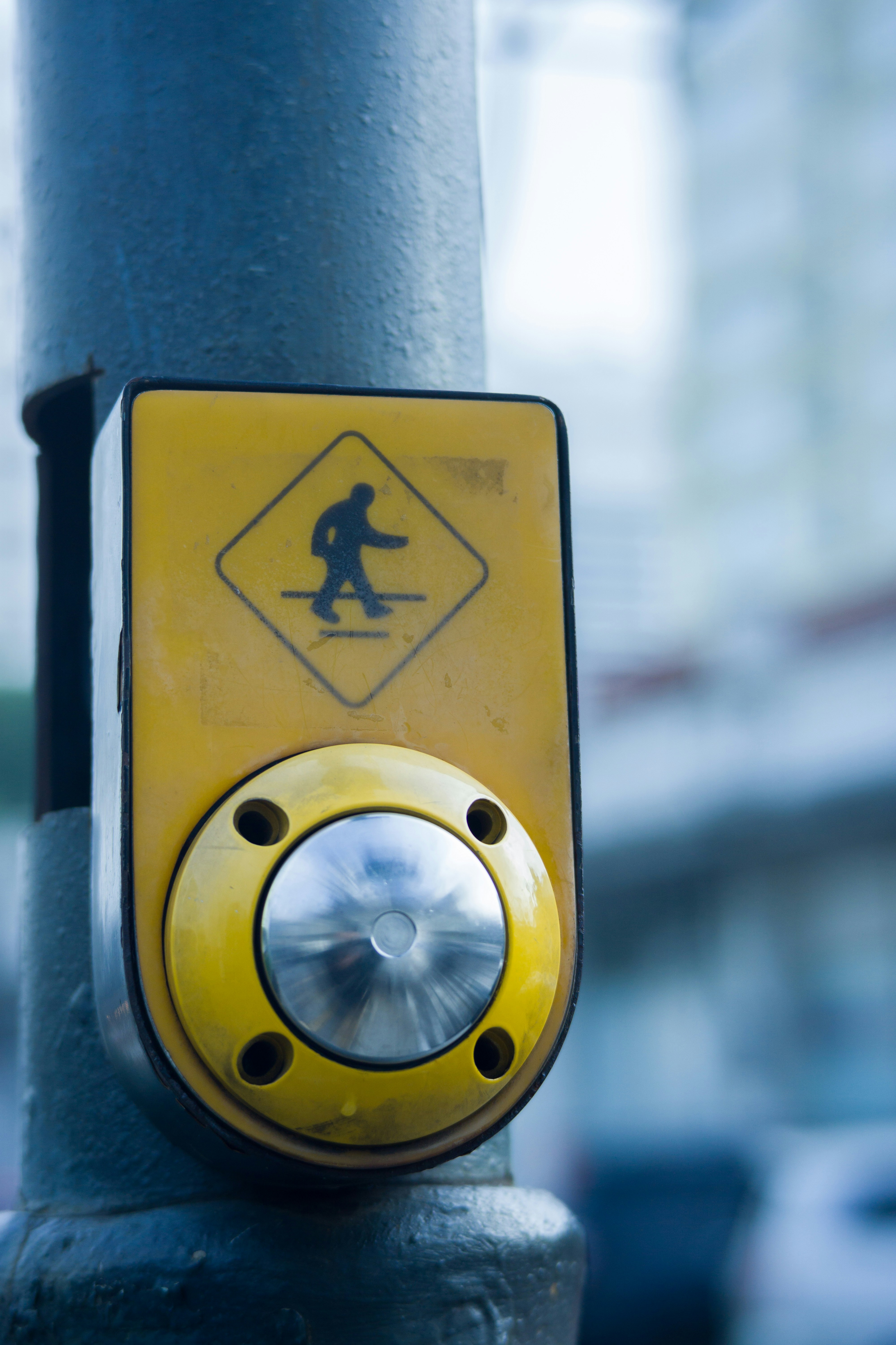 A yellow and black walk sign on a pole photo – Free Sign Image on Unsplash