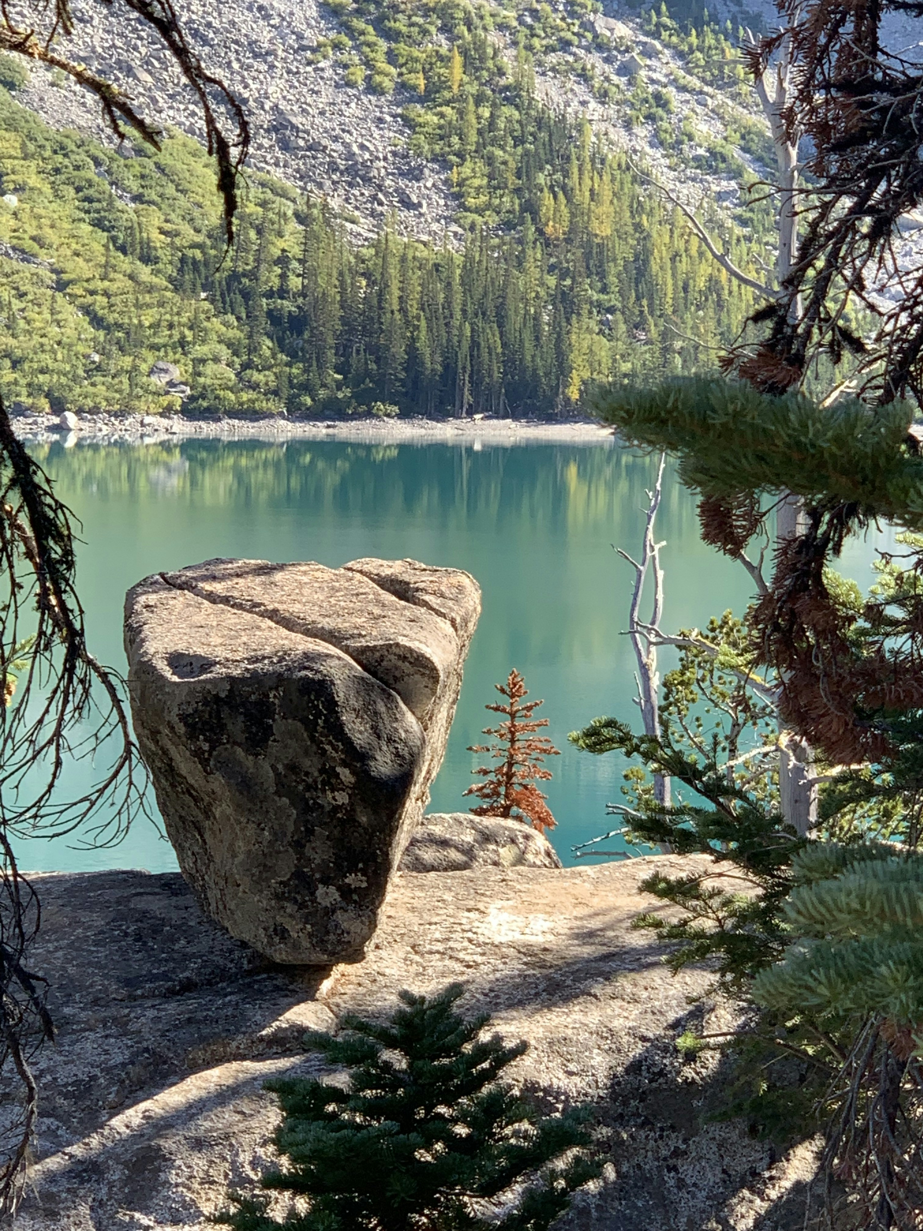 Una gran roca sentada en el lado de un lago foto – Imagen de Condado de ...