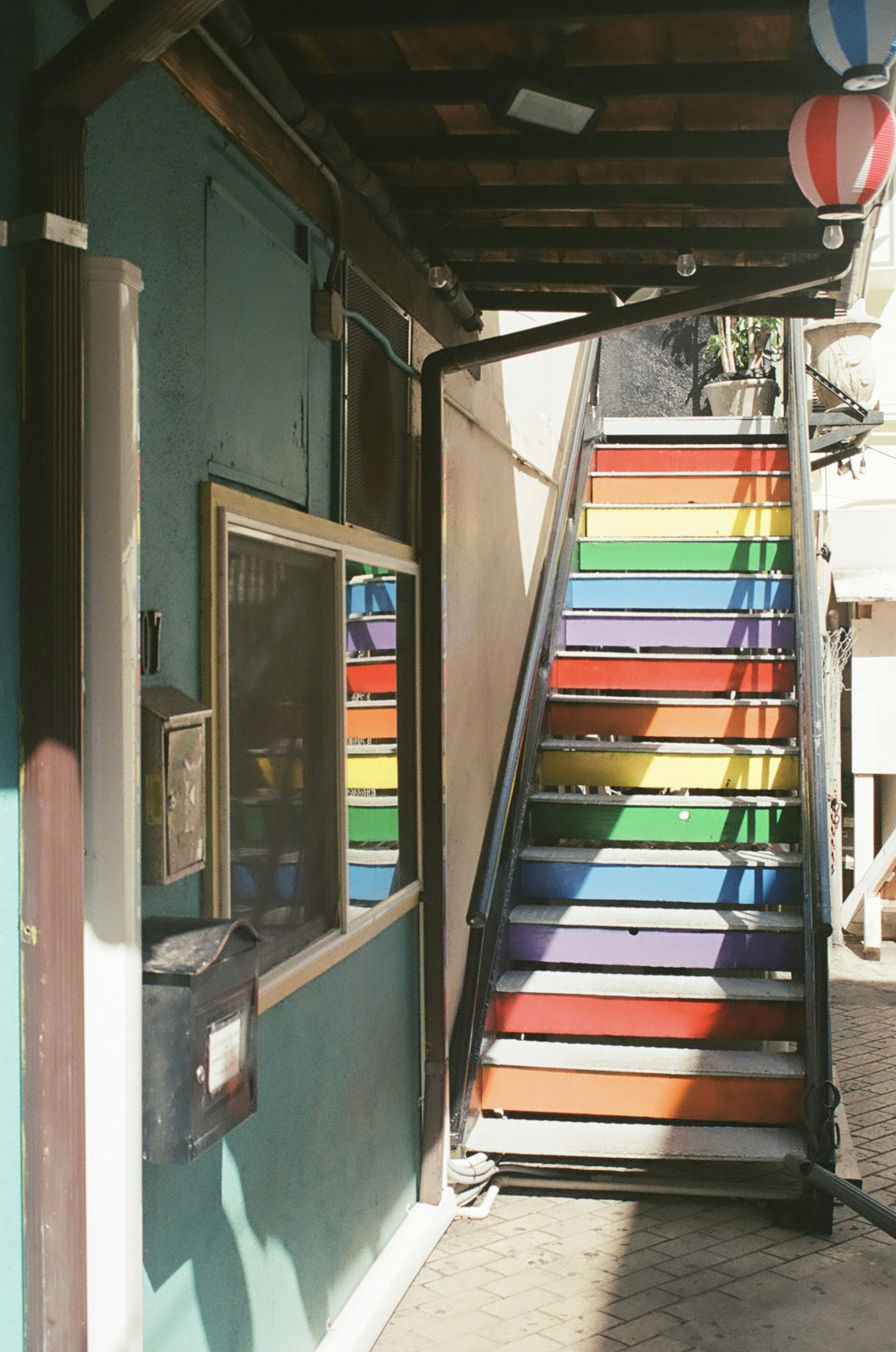 Foto Una colorida escalera junto a un edificio – Imagen Escalera gratis ...