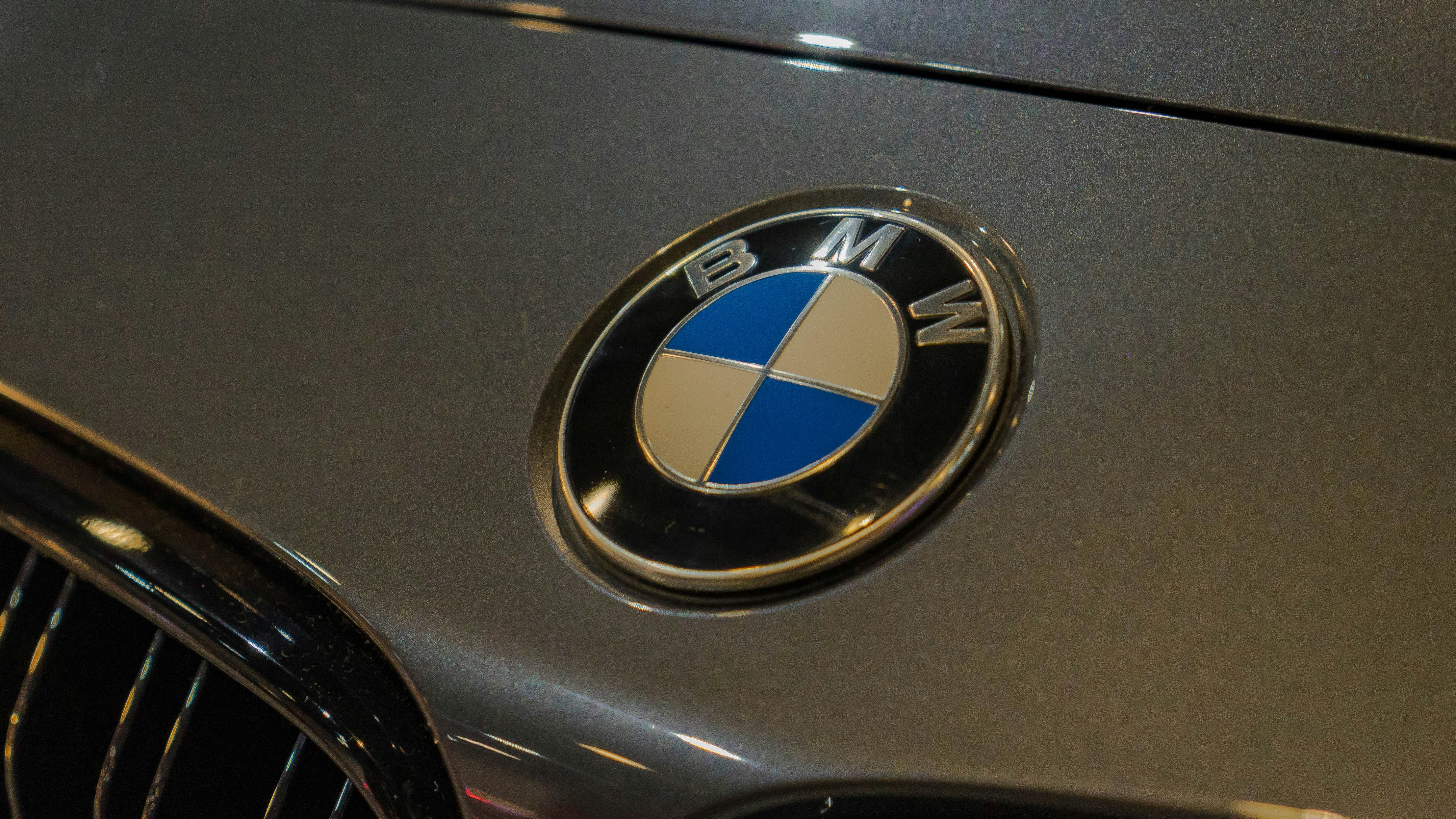 A close up of a bmw emblem on a car photo – Free Symbol Image on Unsplash