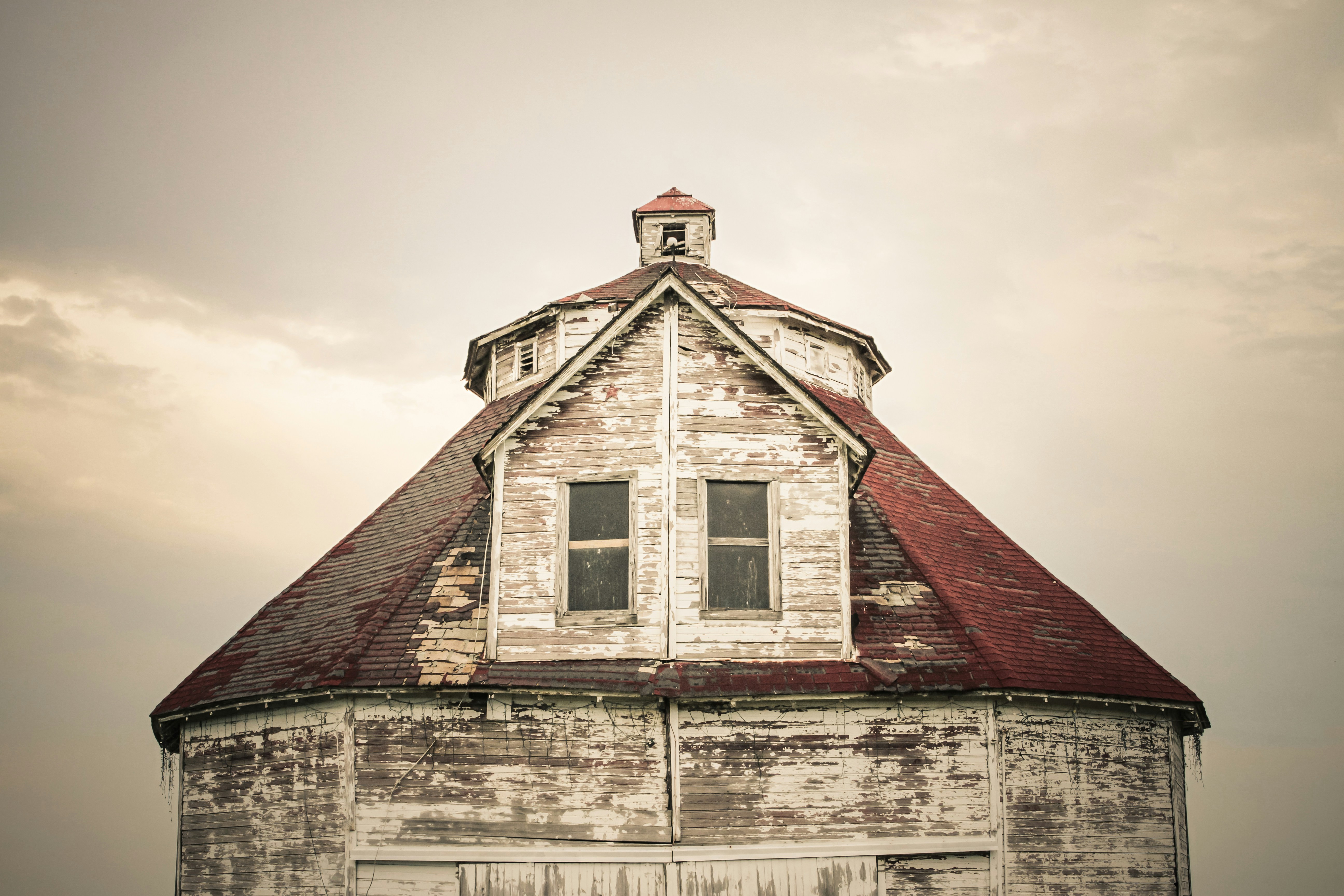 Un vieux bâtiment délabré avec un toit rouge photo – Photo Indiana ...