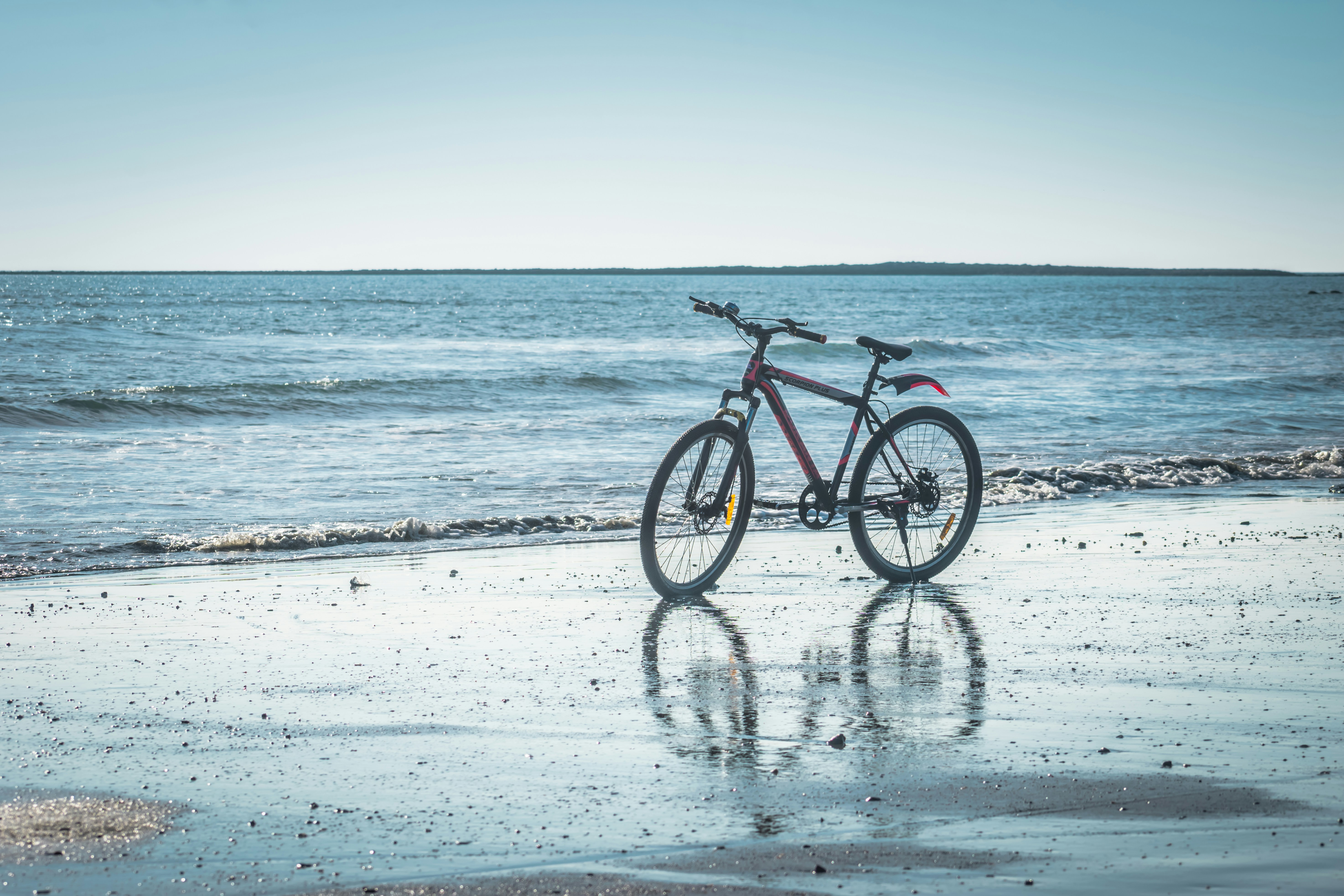 Un vélo garé sur la plage au bord de l’océan photo – Image gratuite de Bicyclette sur Unsplash