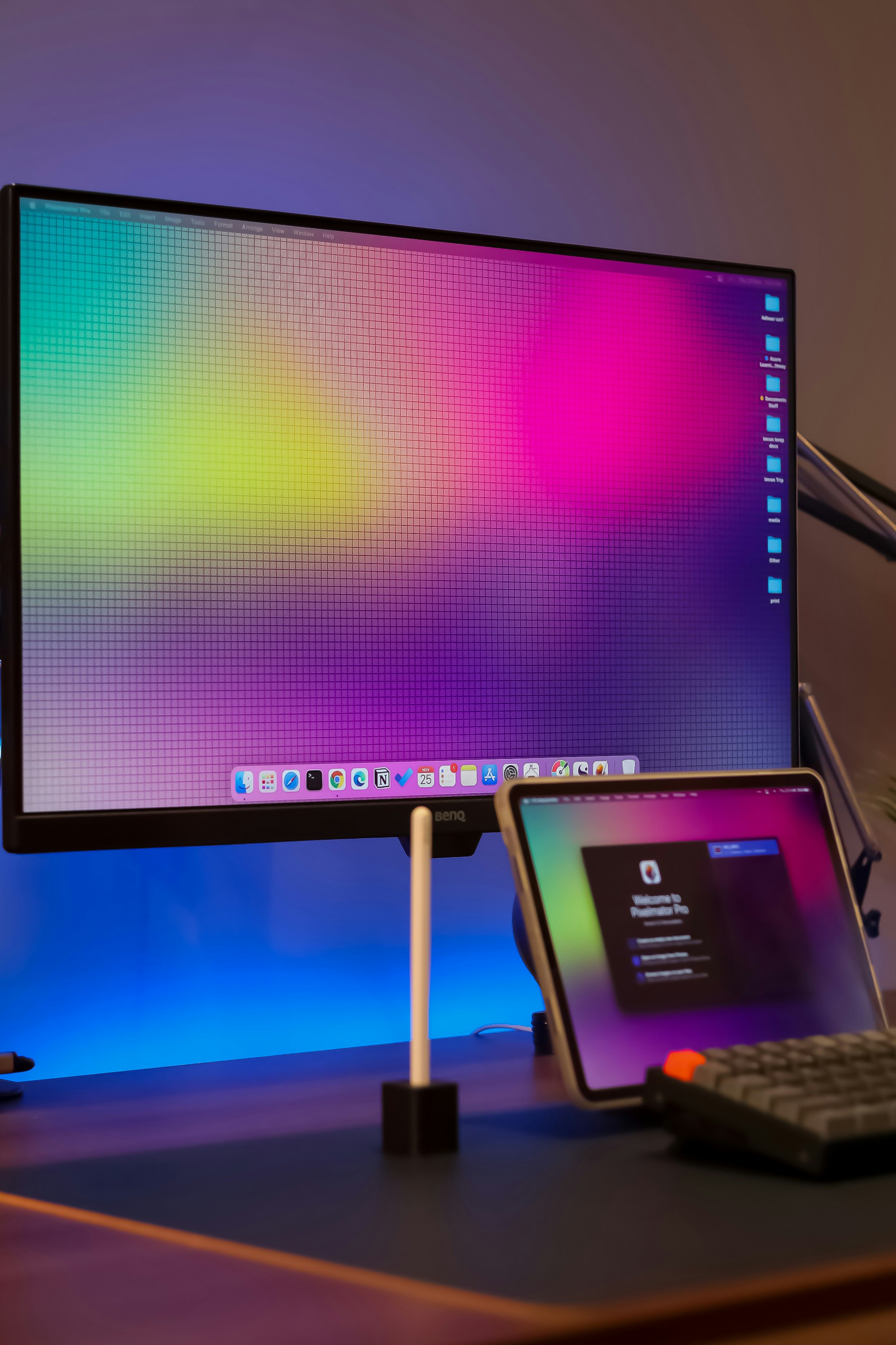 A computer monitor sitting on top of a desk photo – Free Computer Image ...