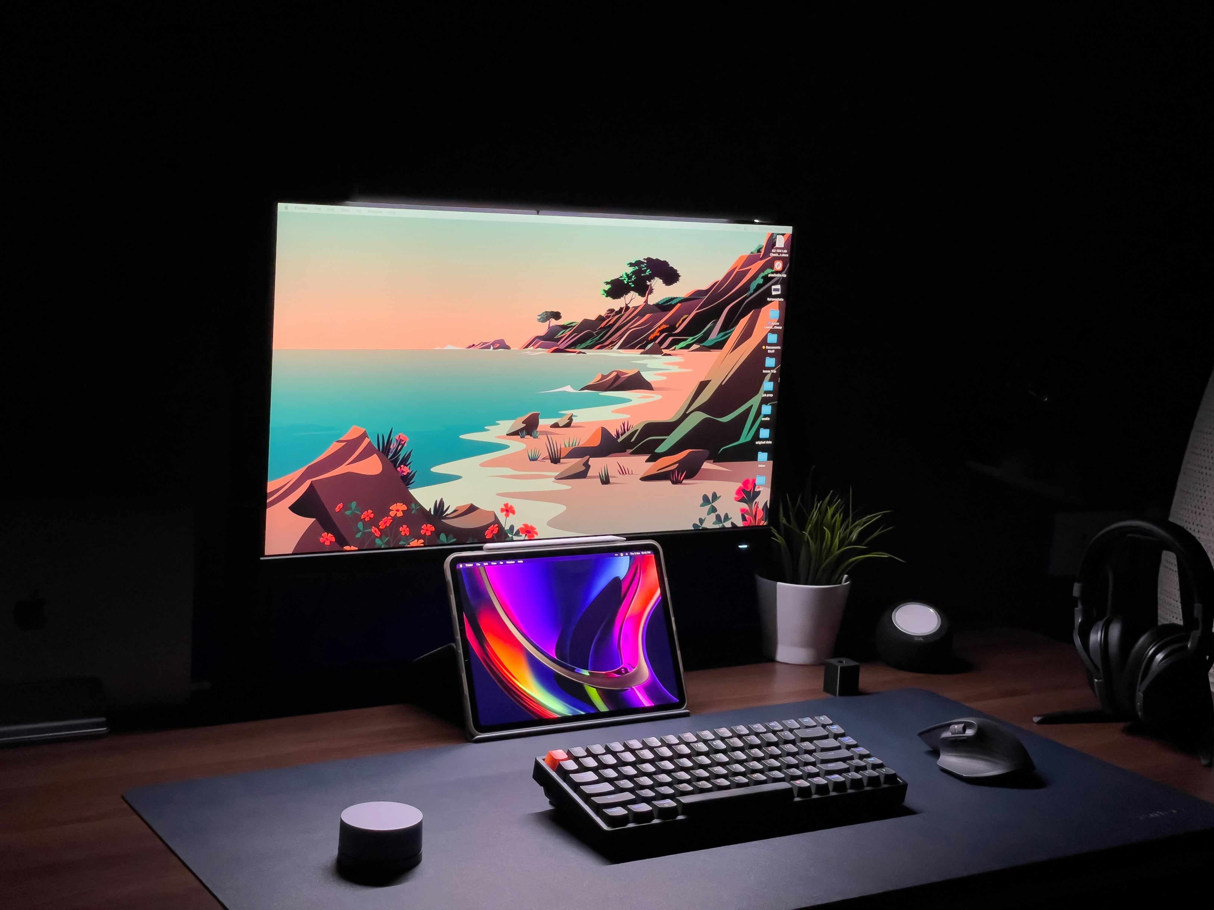 A desk with a keyboard, mouse and monitor photo – Free Computer Image ...