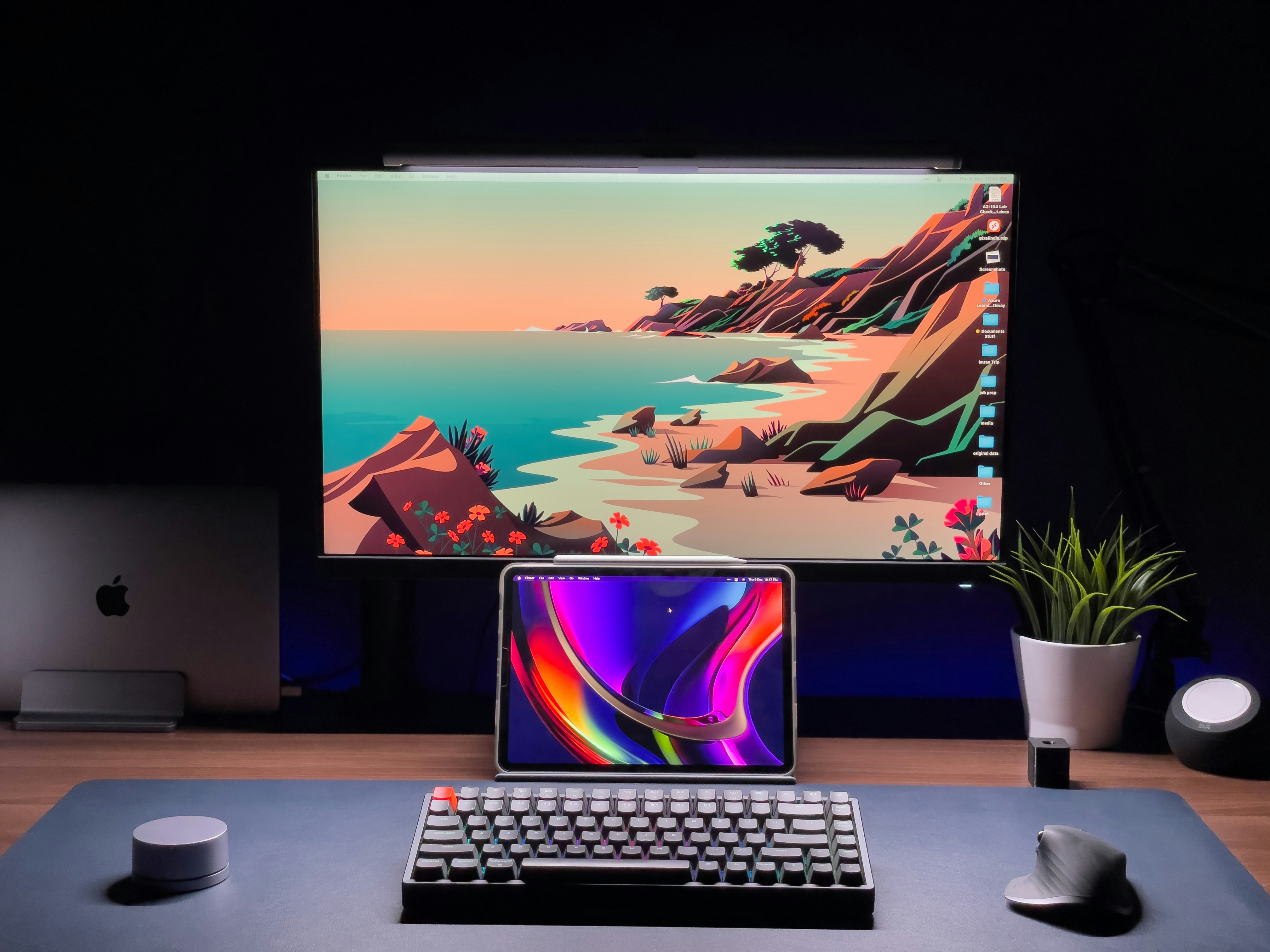 Un ordinateur portable posé sur un bureau photo – Photo Matériel ...