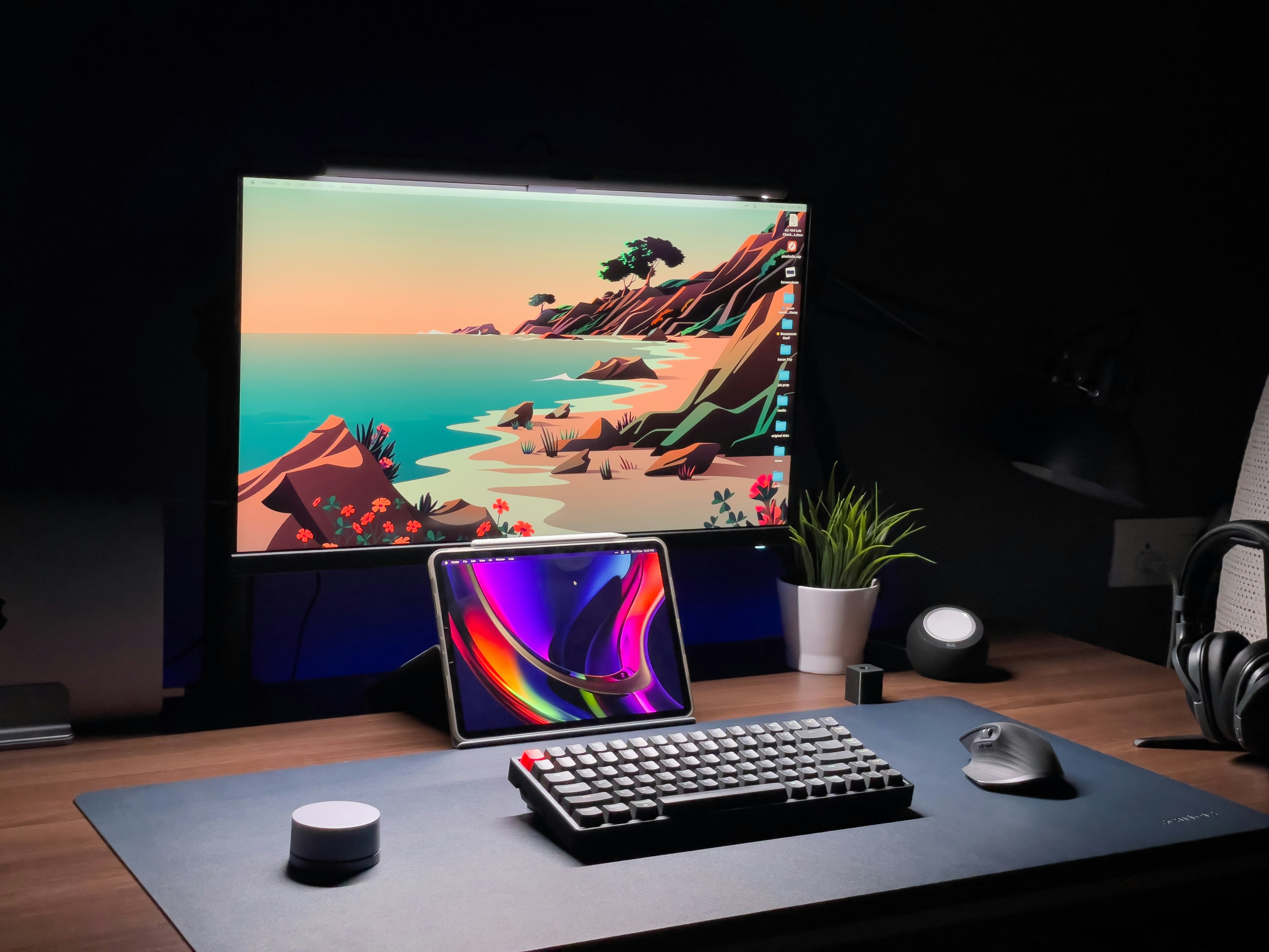 Un escritorio con teclado, ratón y monitor foto – Imagen de Mueble ...