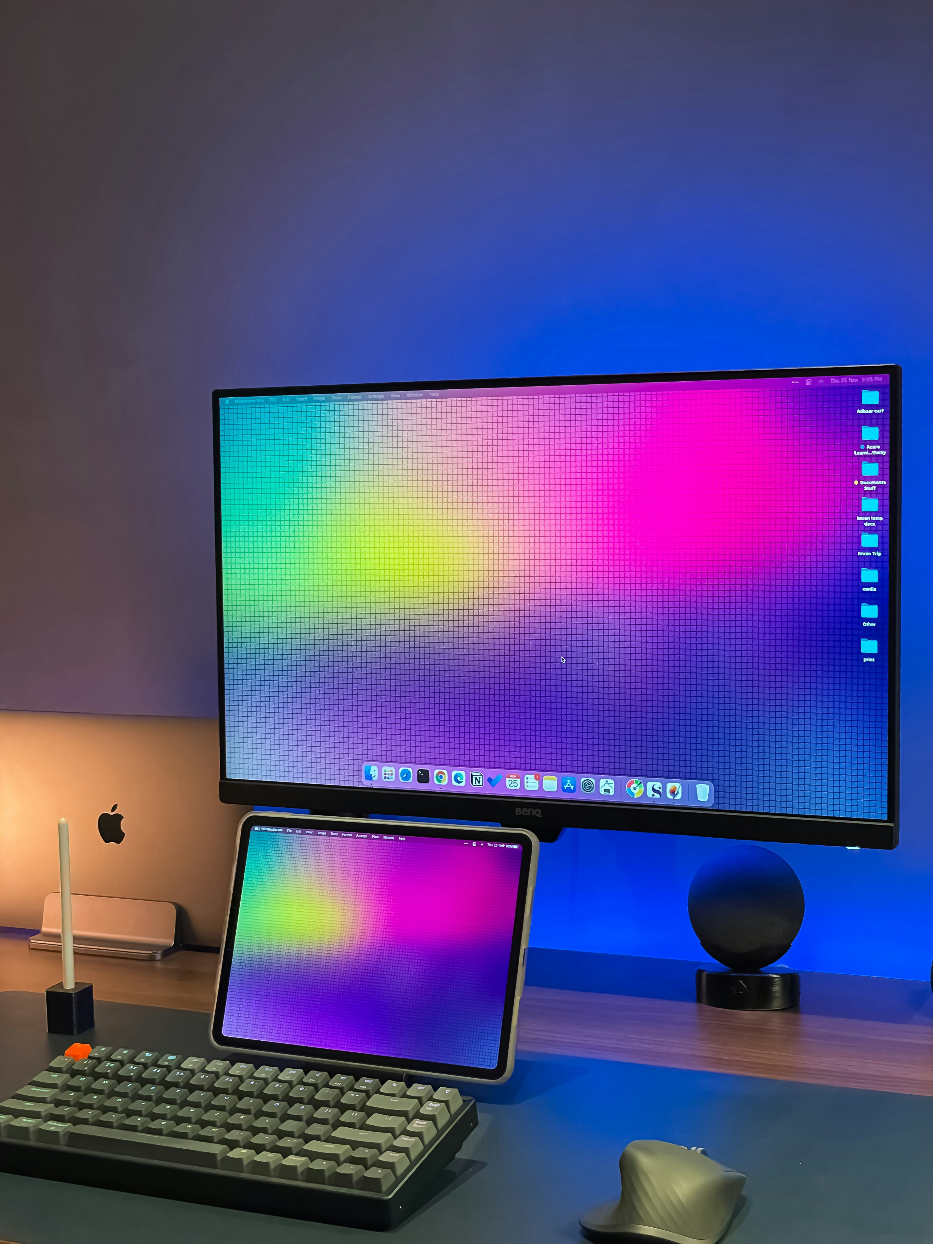 Foto Un monitor de computadora sentado encima de un escritorio junto a ...