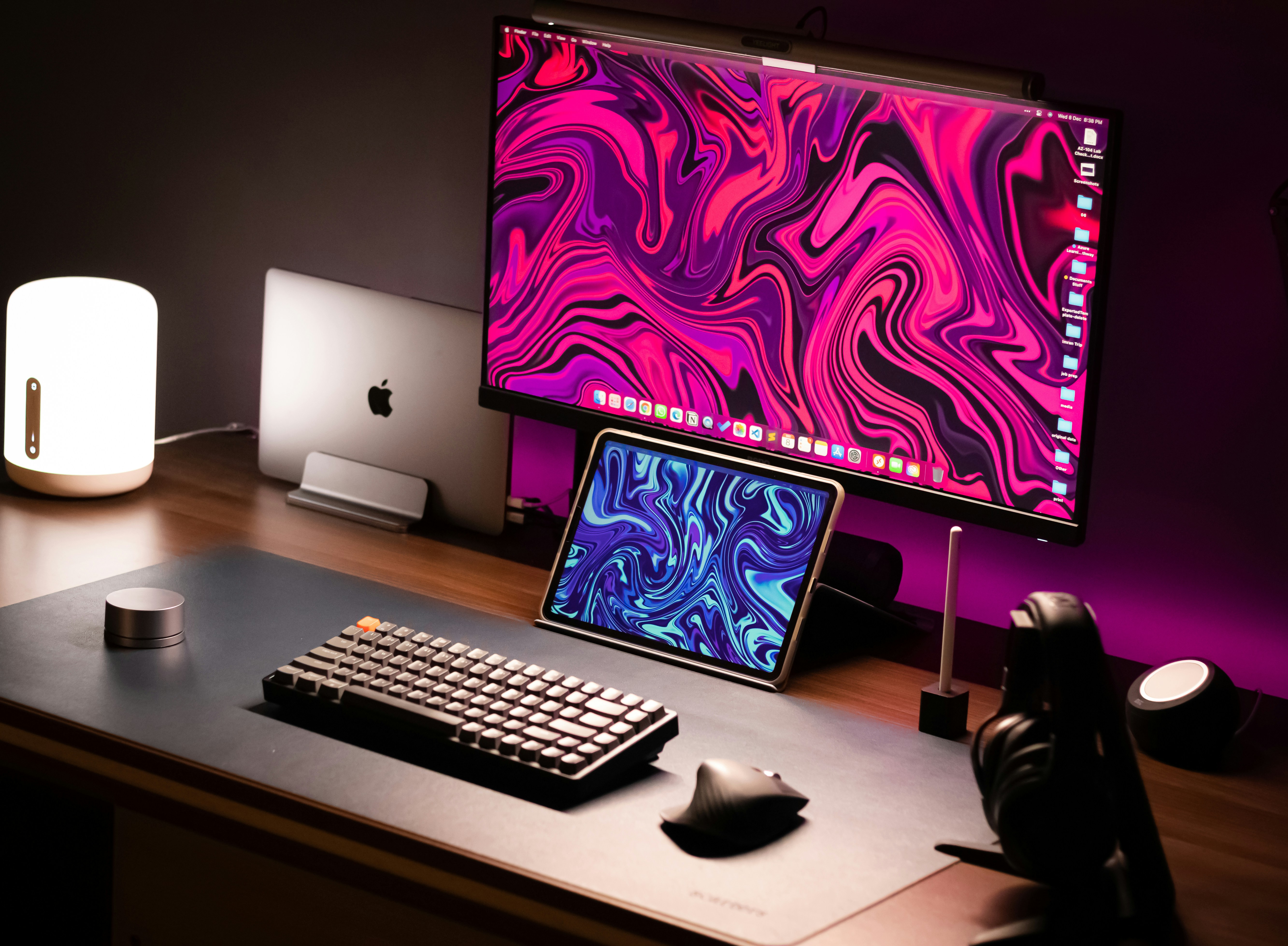 A desk with a keyboard, monitor and mouse photo – Free Furniture Image ...
