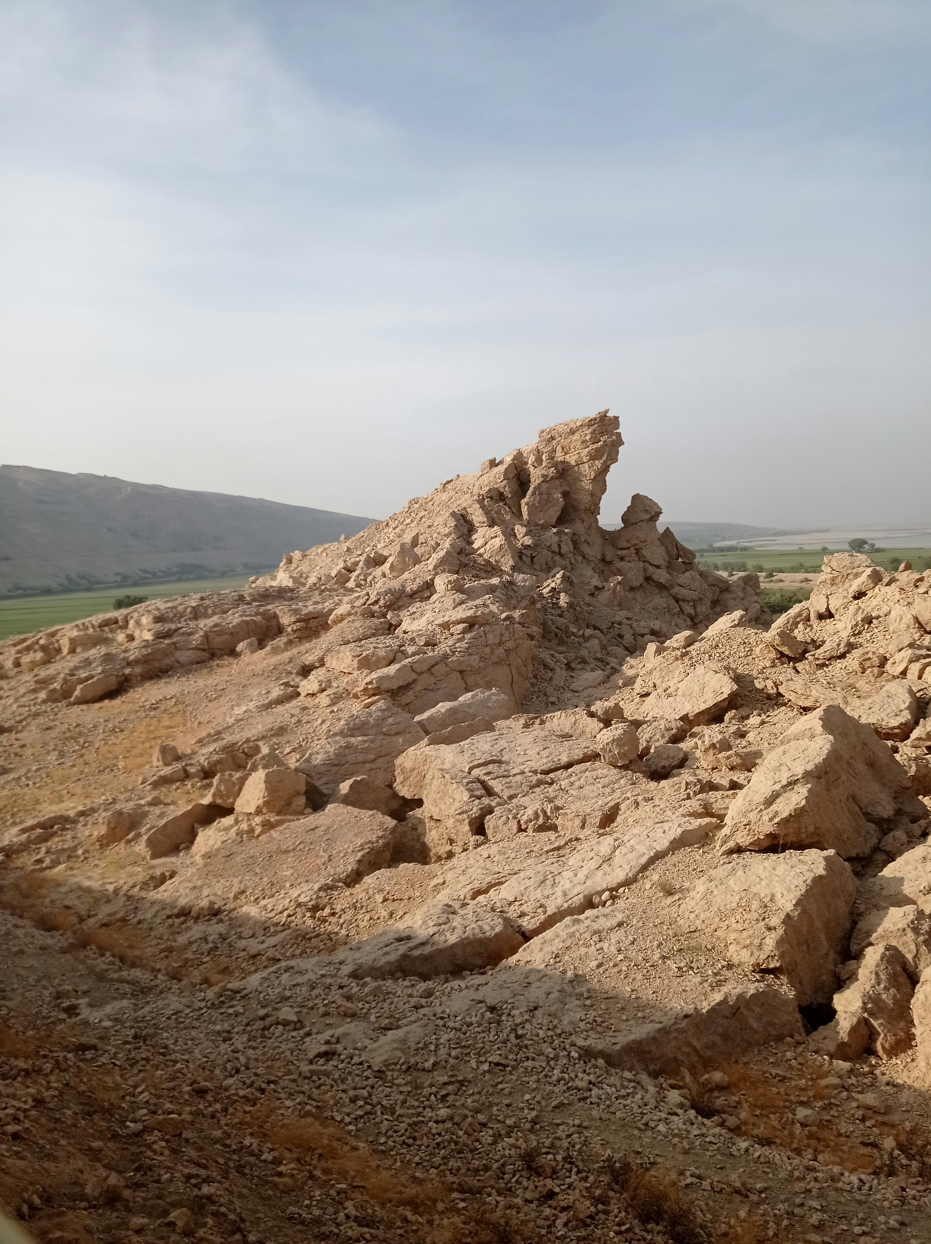 Un grand tas de roches assis au sommet d’un champ de terre photo ...