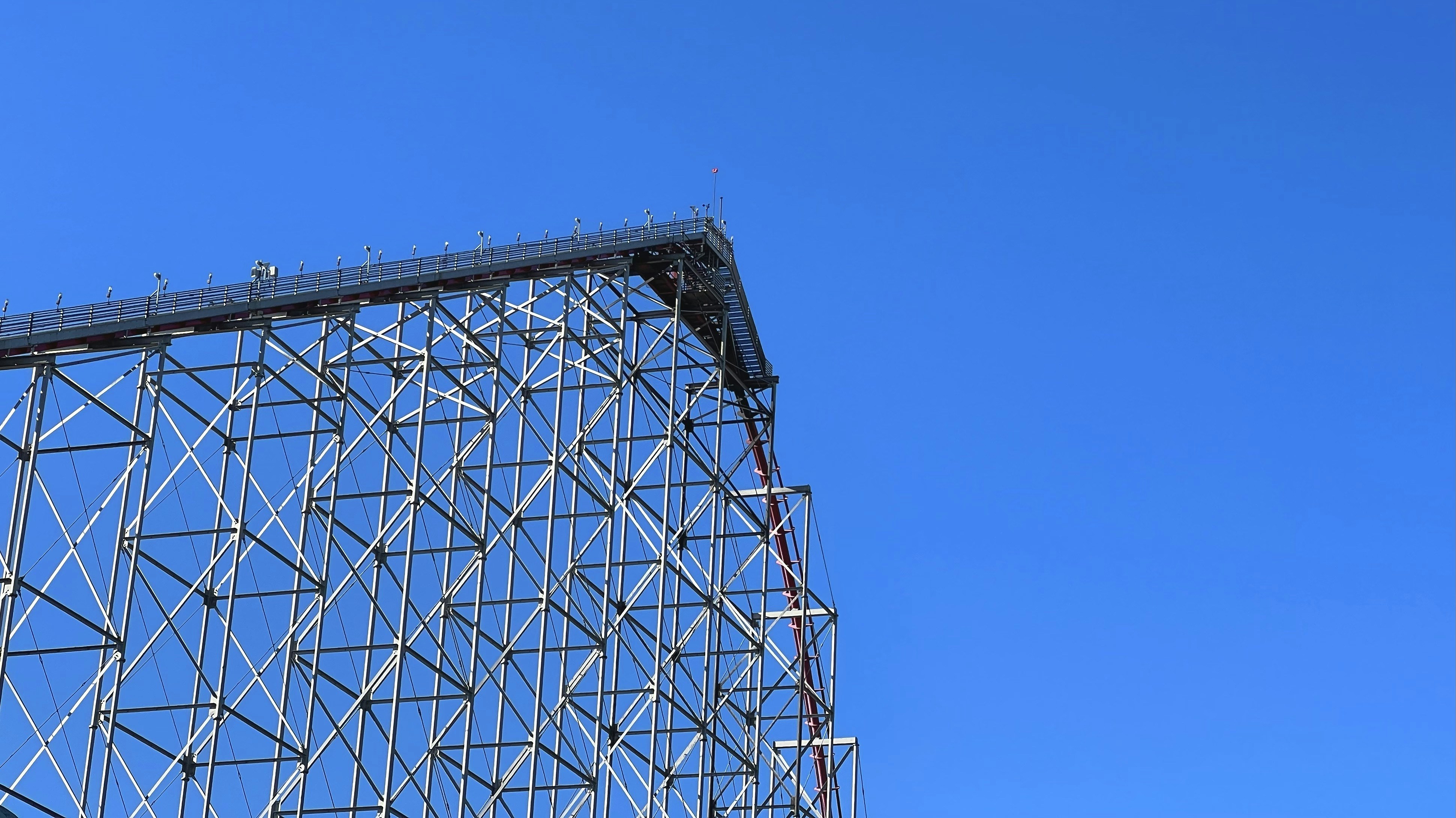 A very tall metal structure with a sky background photo – Free Worlds ...