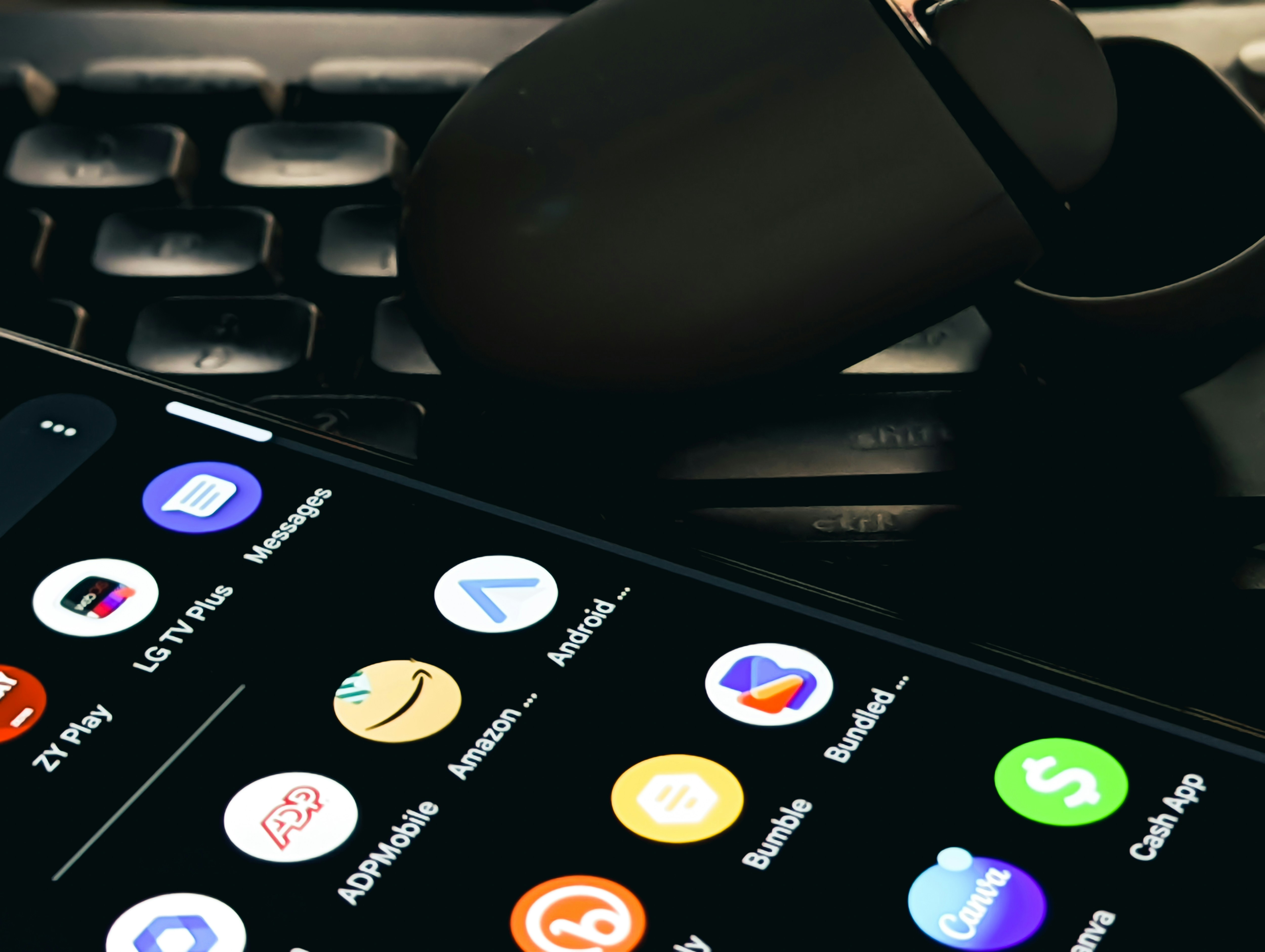 A computer mouse sitting on top of a keyboard photo – Free Computer ...