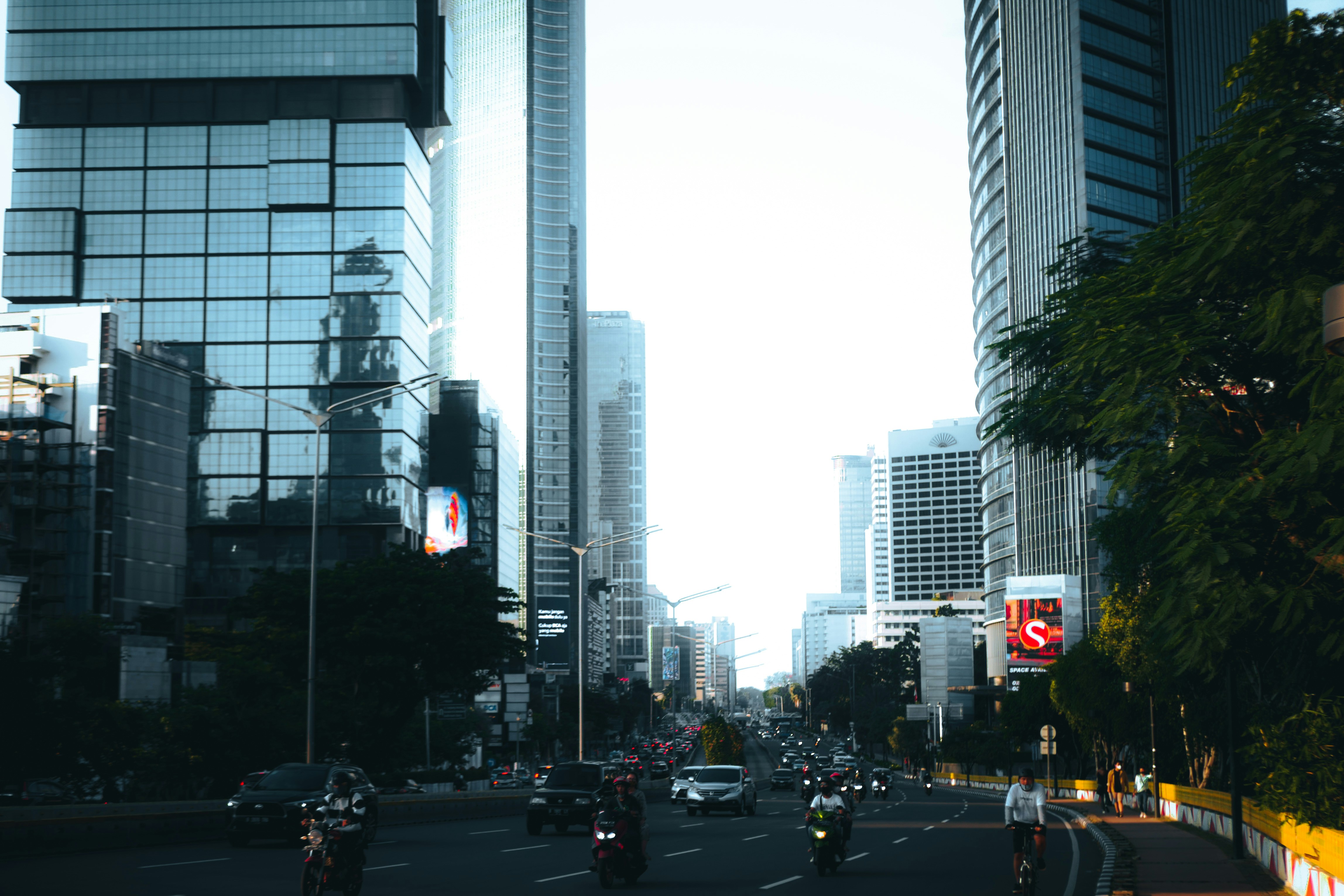 Foto Una calle de la ciudad llena de muchos edificios altos – Imagen ...
