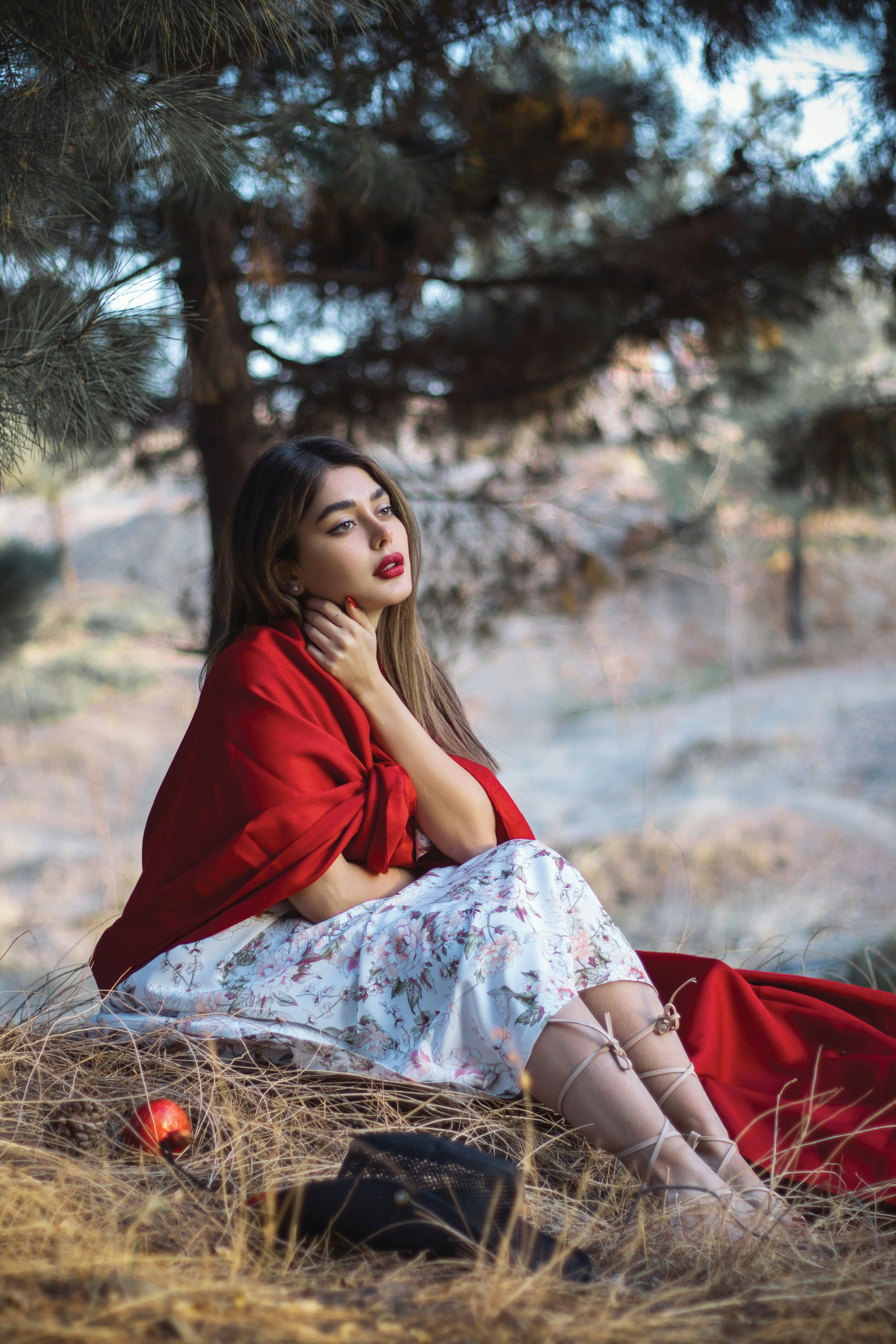 Une femme en veste rouge est assise dans l’herbe photo – Image gratuite ...