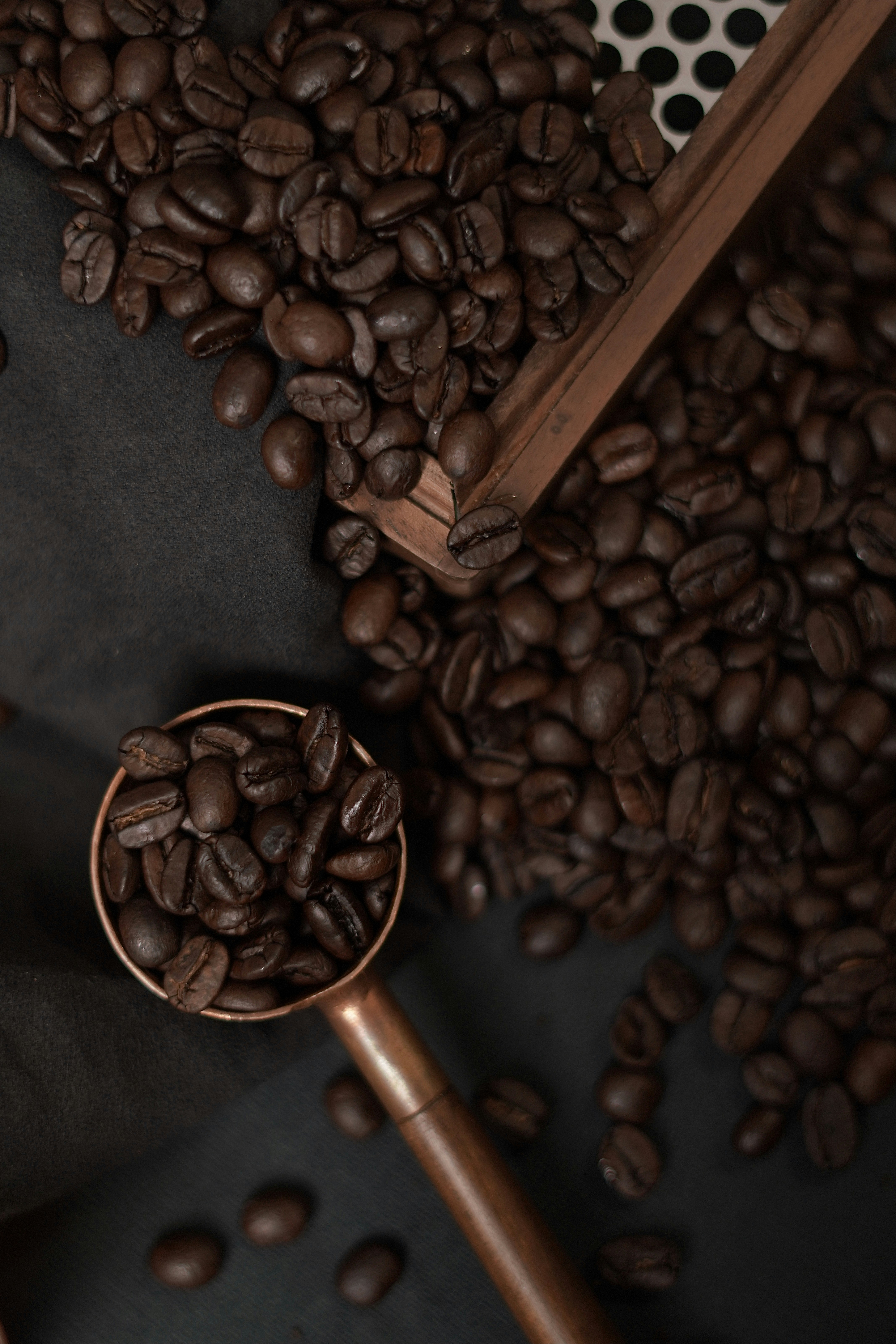 Foto Una bola de café encima de una pila de granos de café – Imagen ...