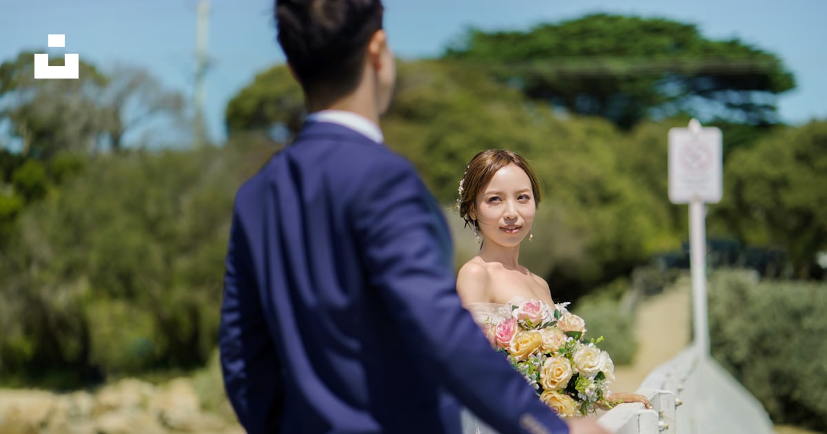 다리 위에 서 있는 신랑 신부 사진 Unsplash의 무료 의복 이미지