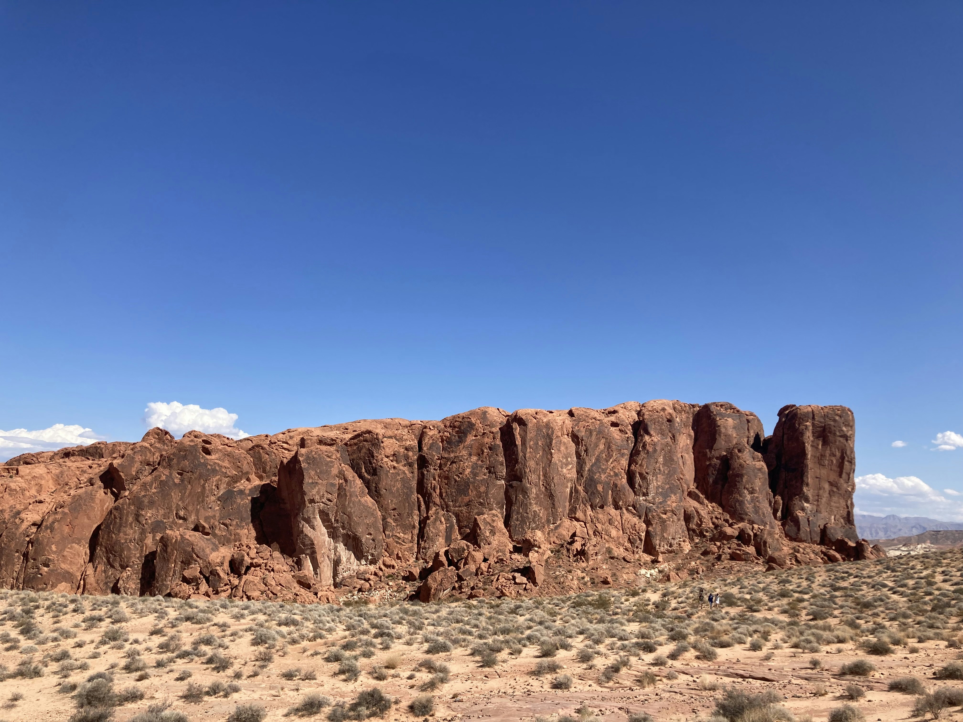Une grande formation rocheuse au milieu d’un désert photo – Photo Azul ...