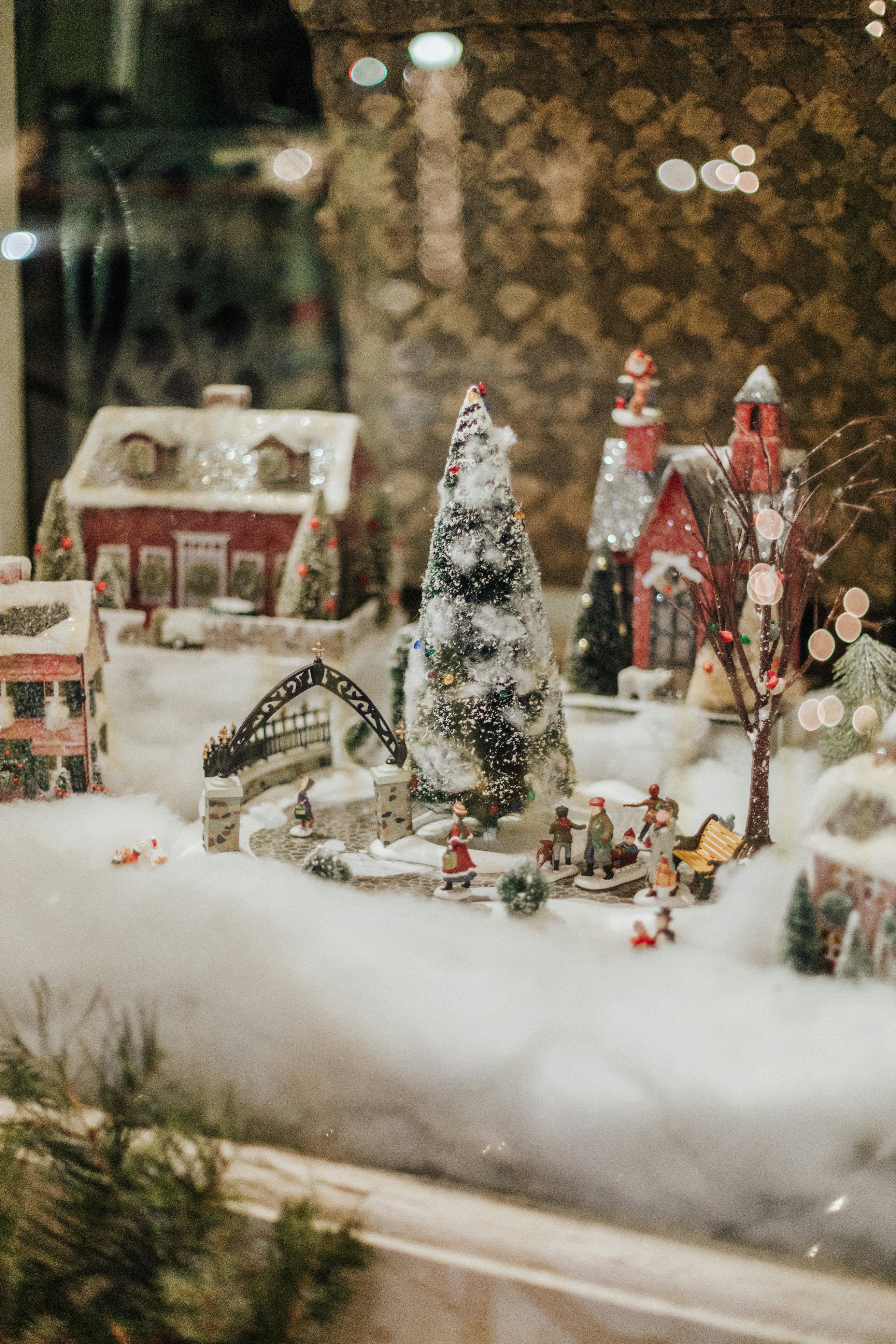 Un affichage du village de Noël dans une vitrine de magasin photo ...