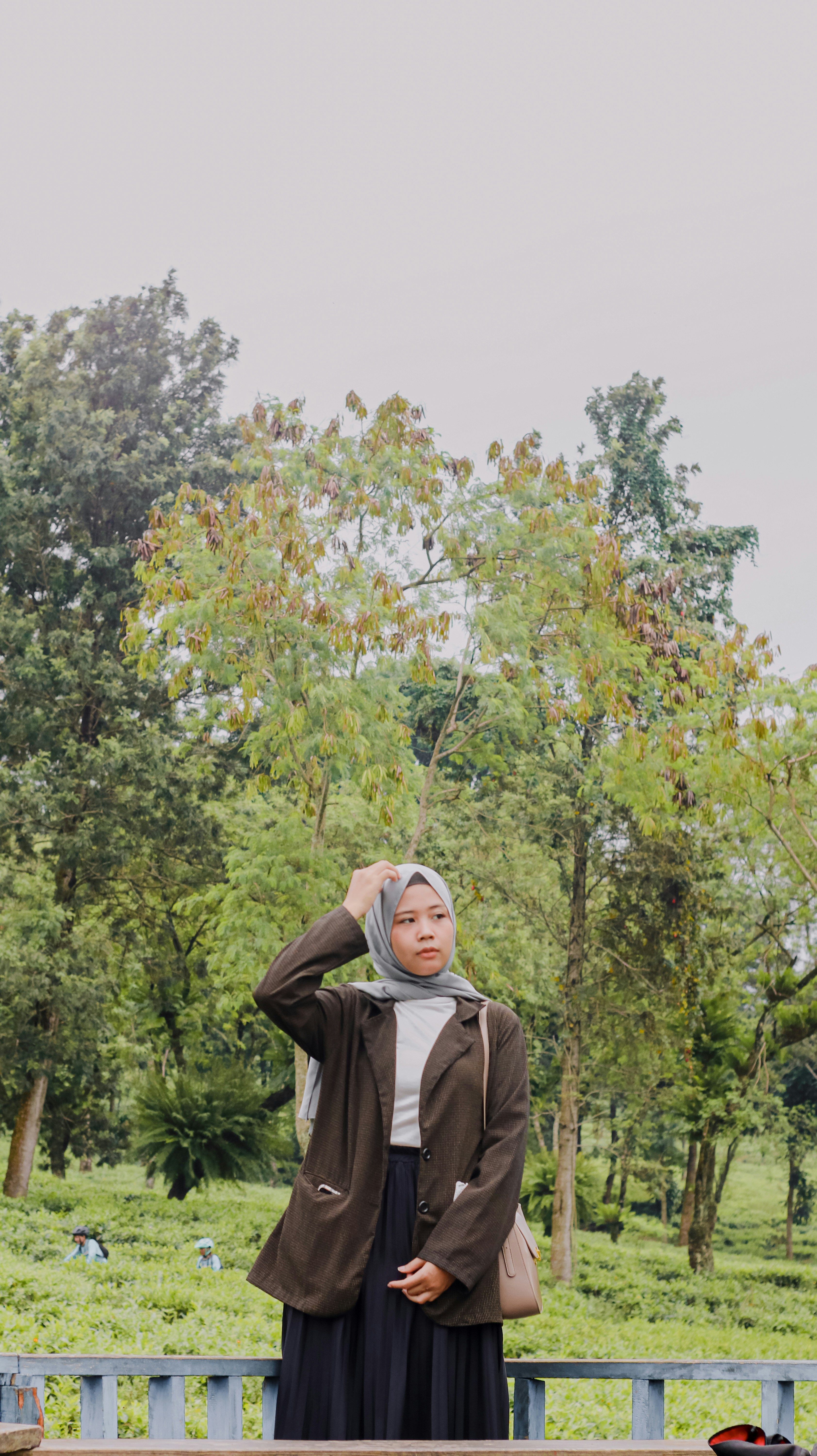 Une femme en hijab debout dans un parc photo – Image gratuite de Java ...