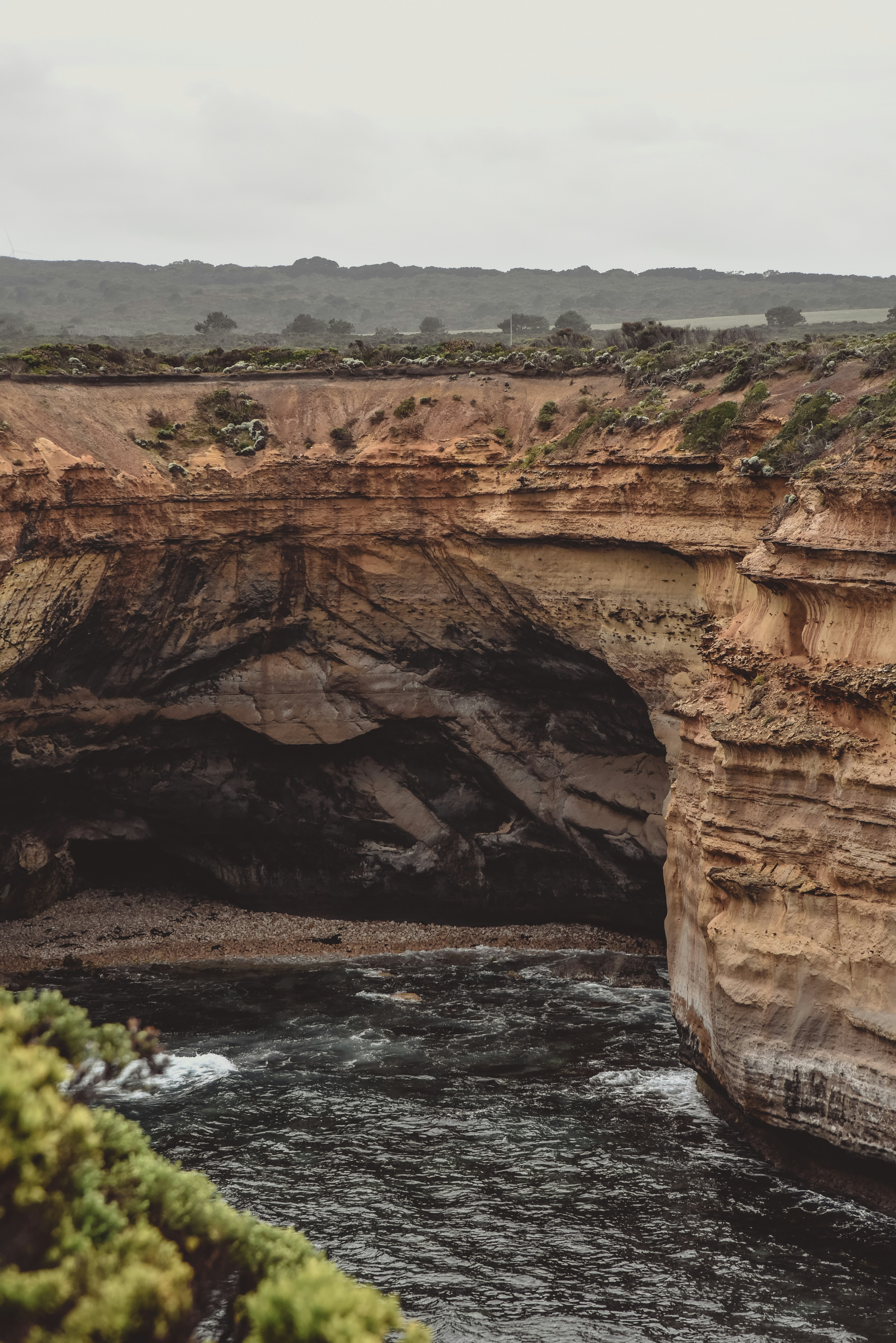 Un grand plan d’eau à côté d’une falaise rocheuse photo – Photo La ...