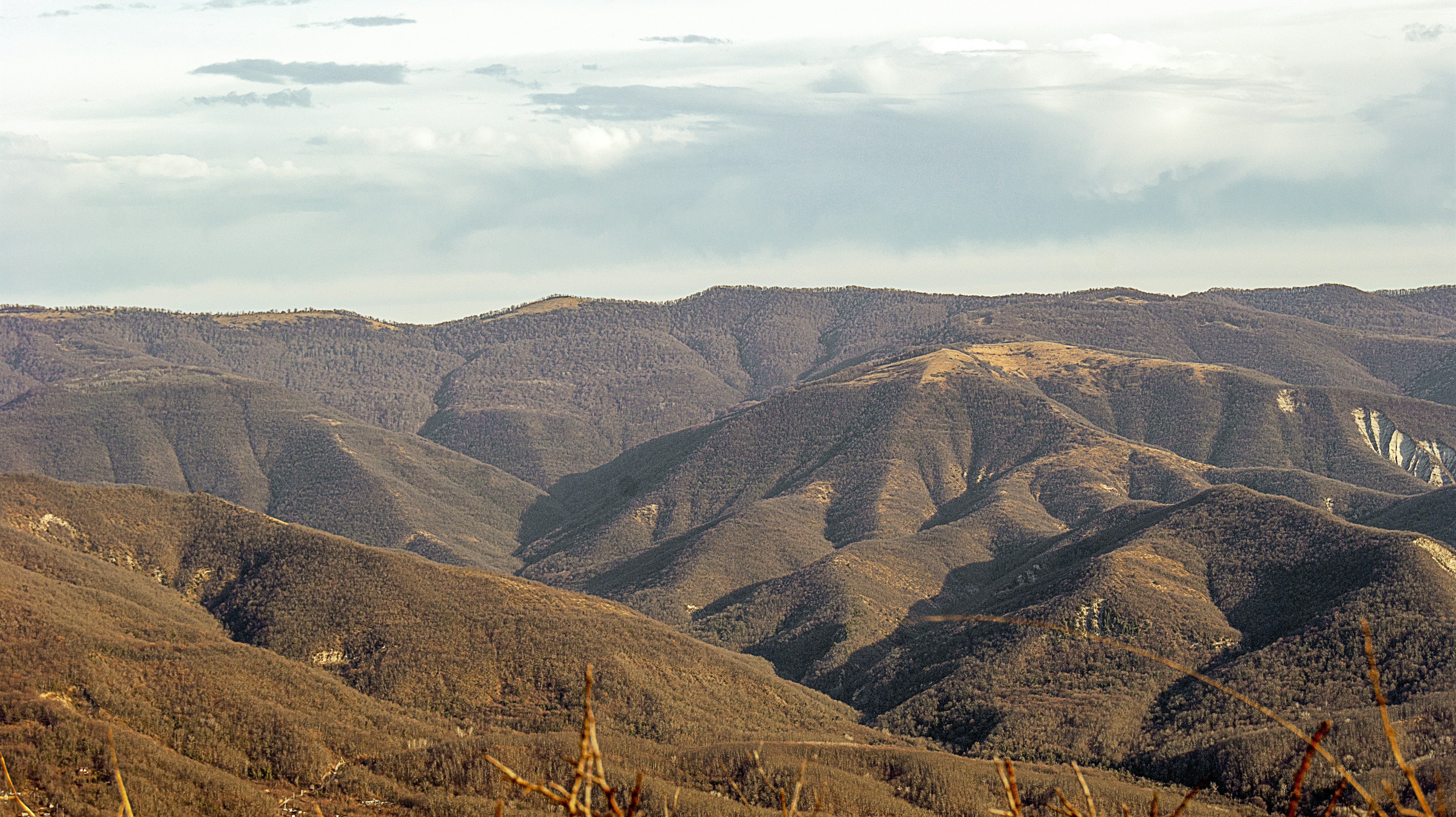 A view of a mountain range from the top of a hill photo – Free Mauntain ...
