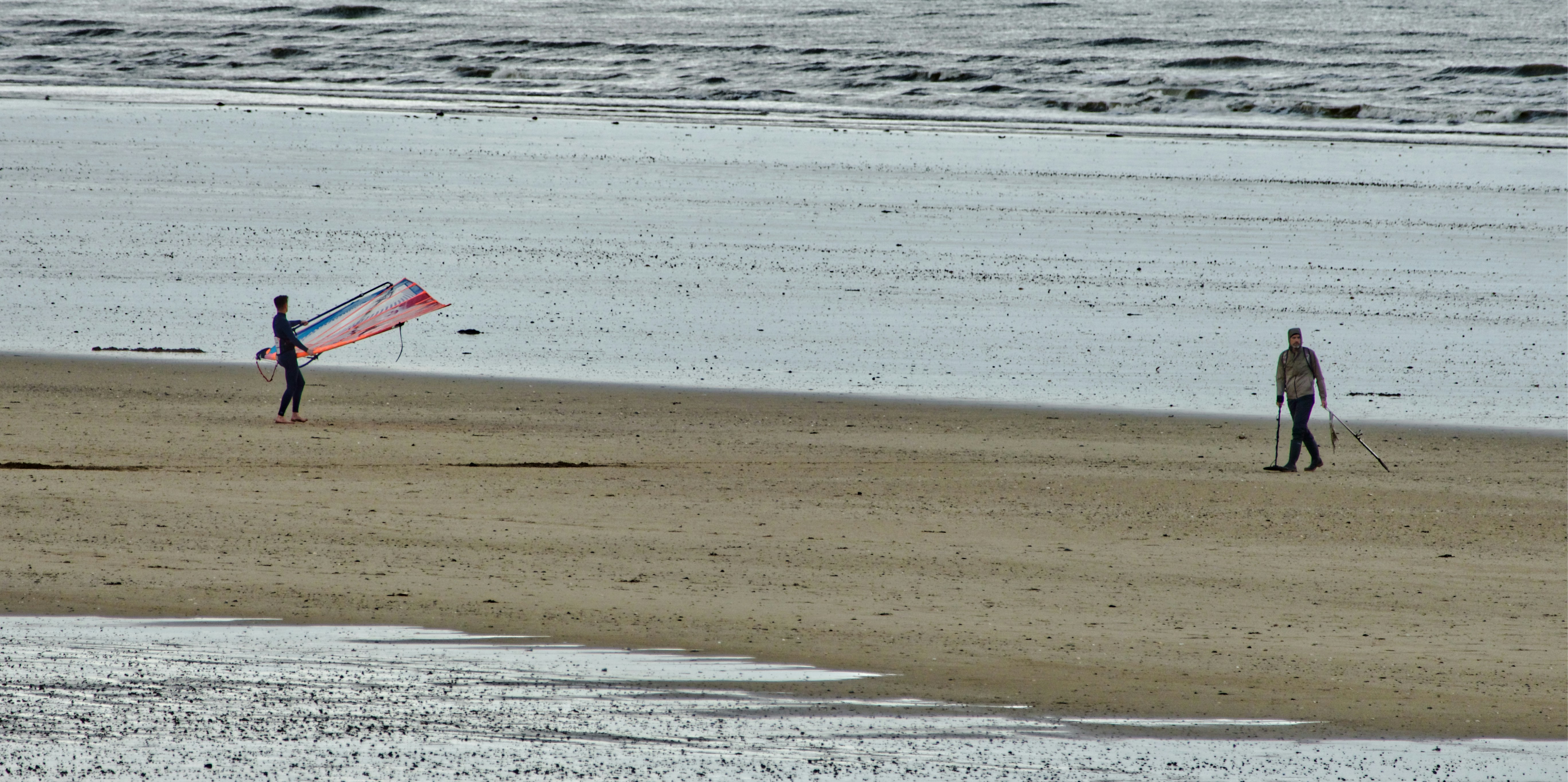 Activités balnéaires sur la plage des rosaires en automne. Une préférence ? La planche à voile ou la poêle à frire ?