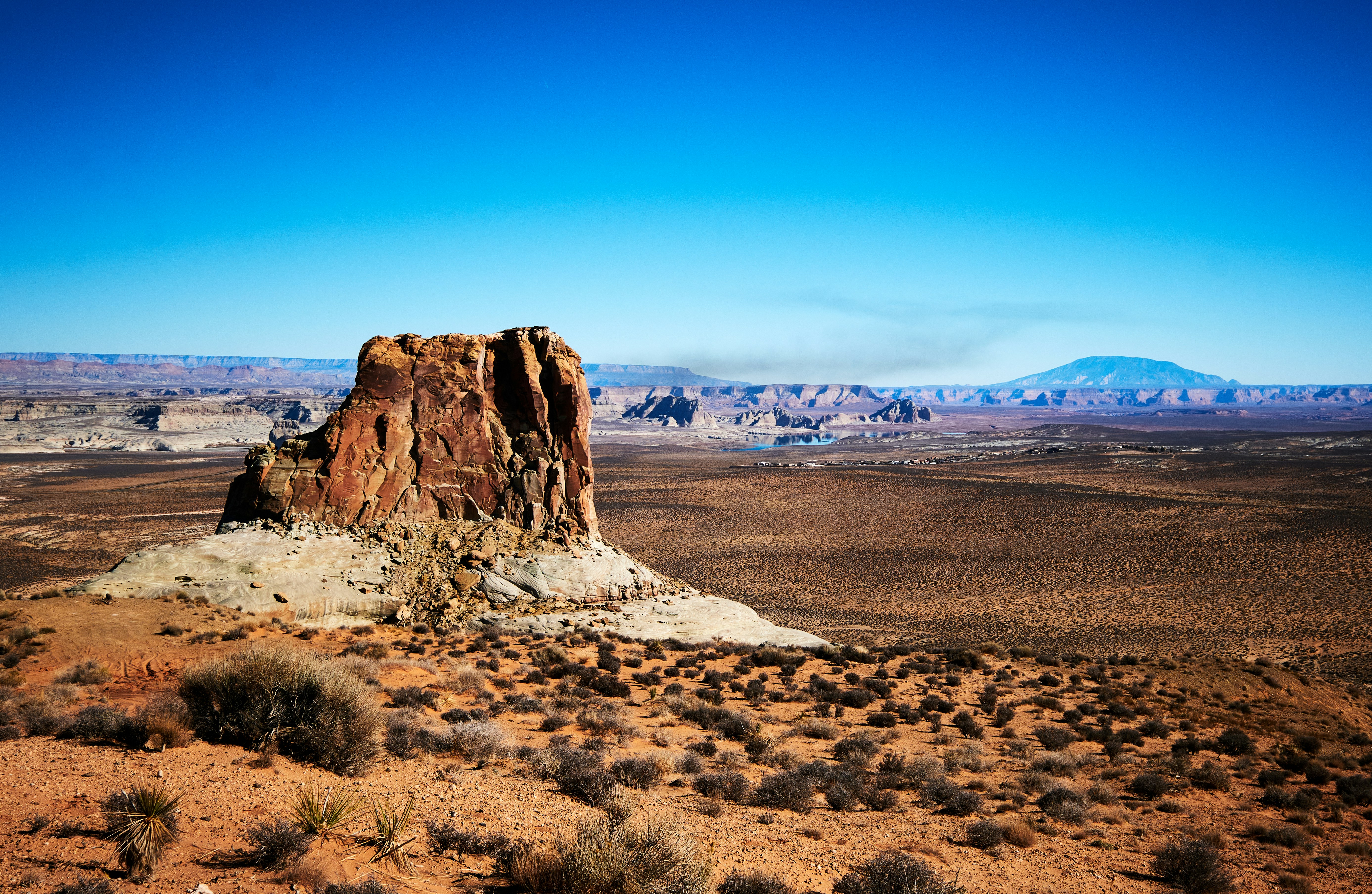 A rocky outcropping in the middle of a desert photo – Free Usa Image on ...