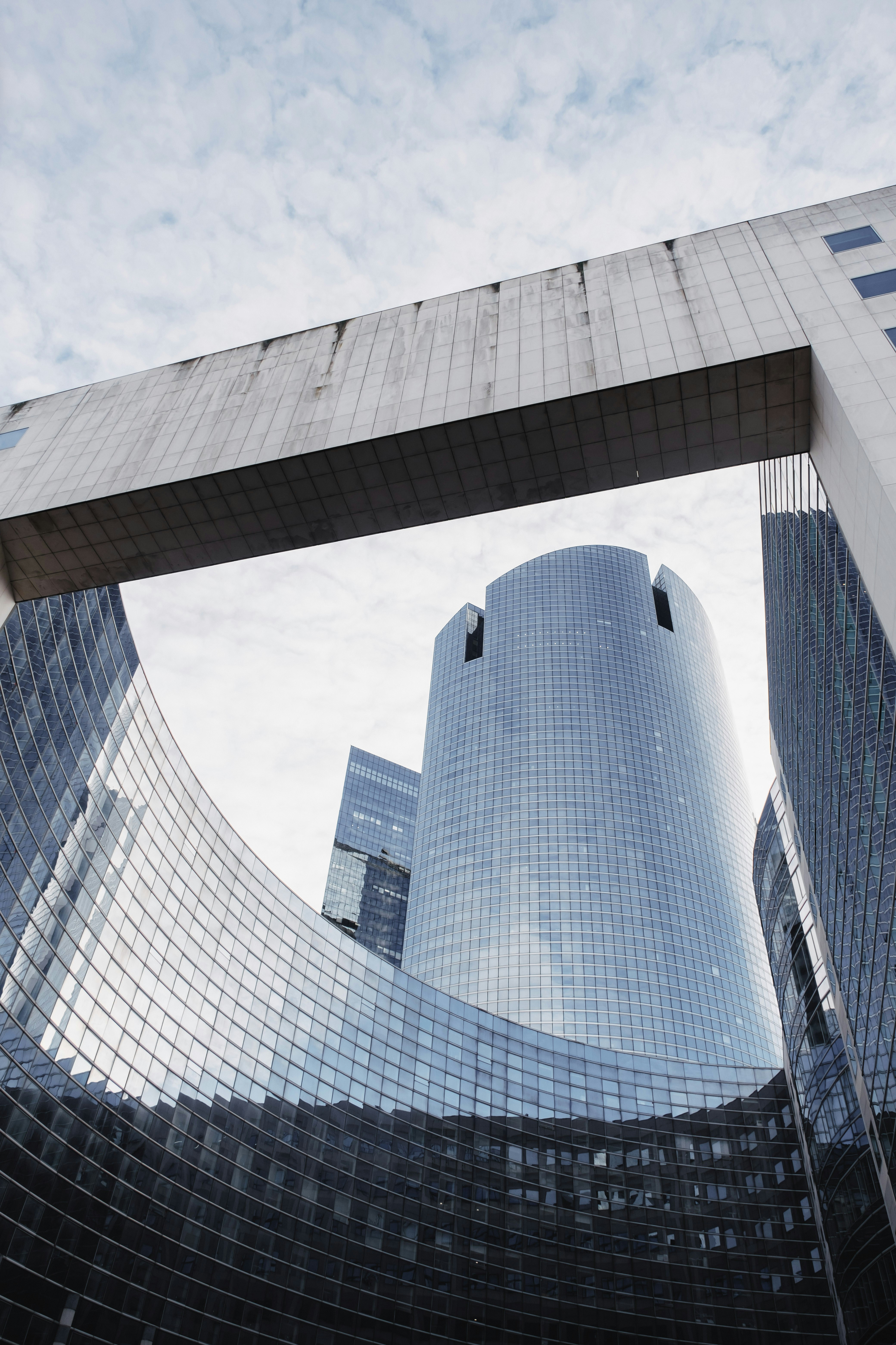 Un très grand bâtiment dominant une ville photo – Photo Paris Gratuite ...