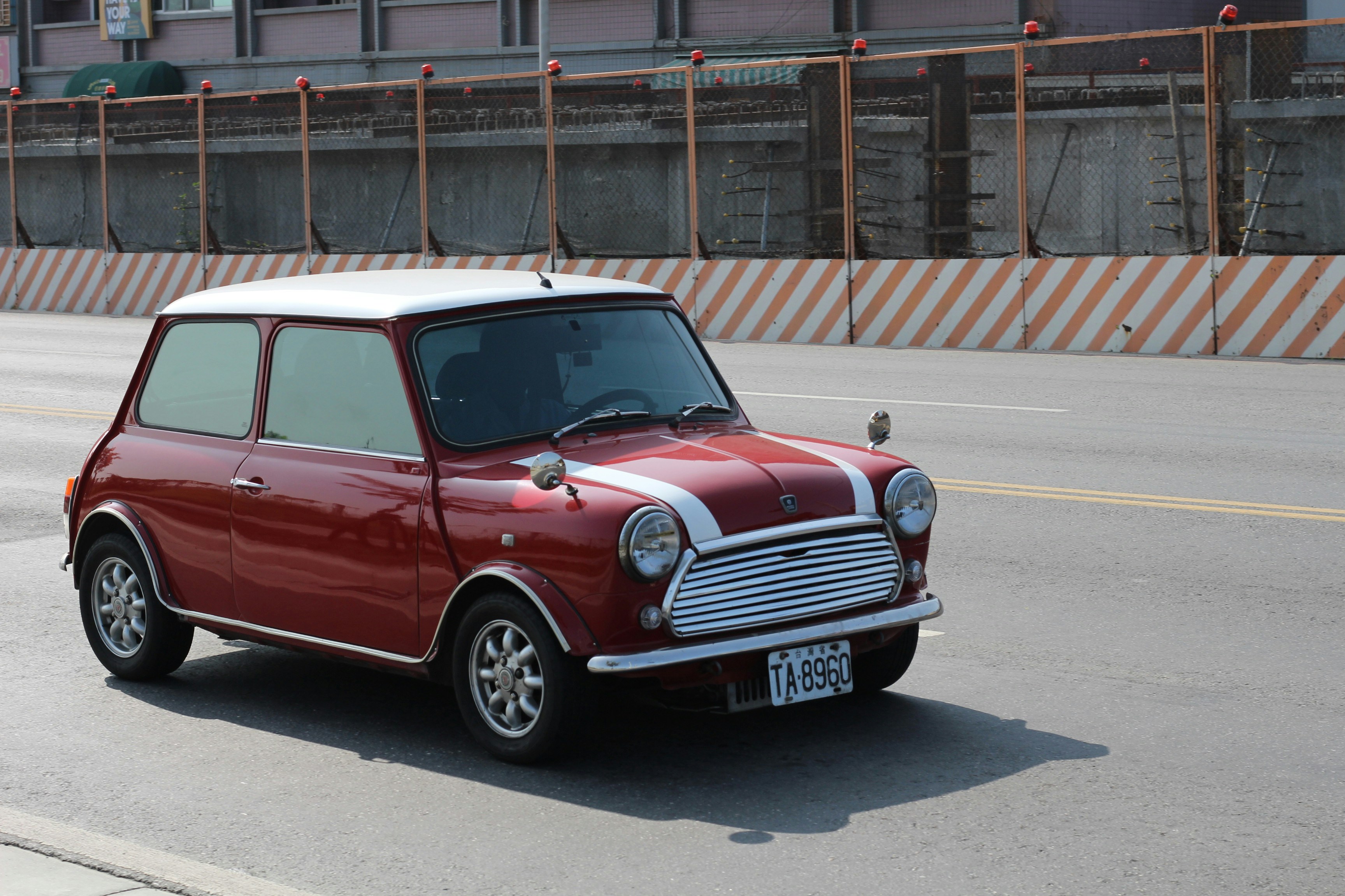 Foto zum Thema Ein kleines rotes Auto, das am Straßenrand geparkt ist ...