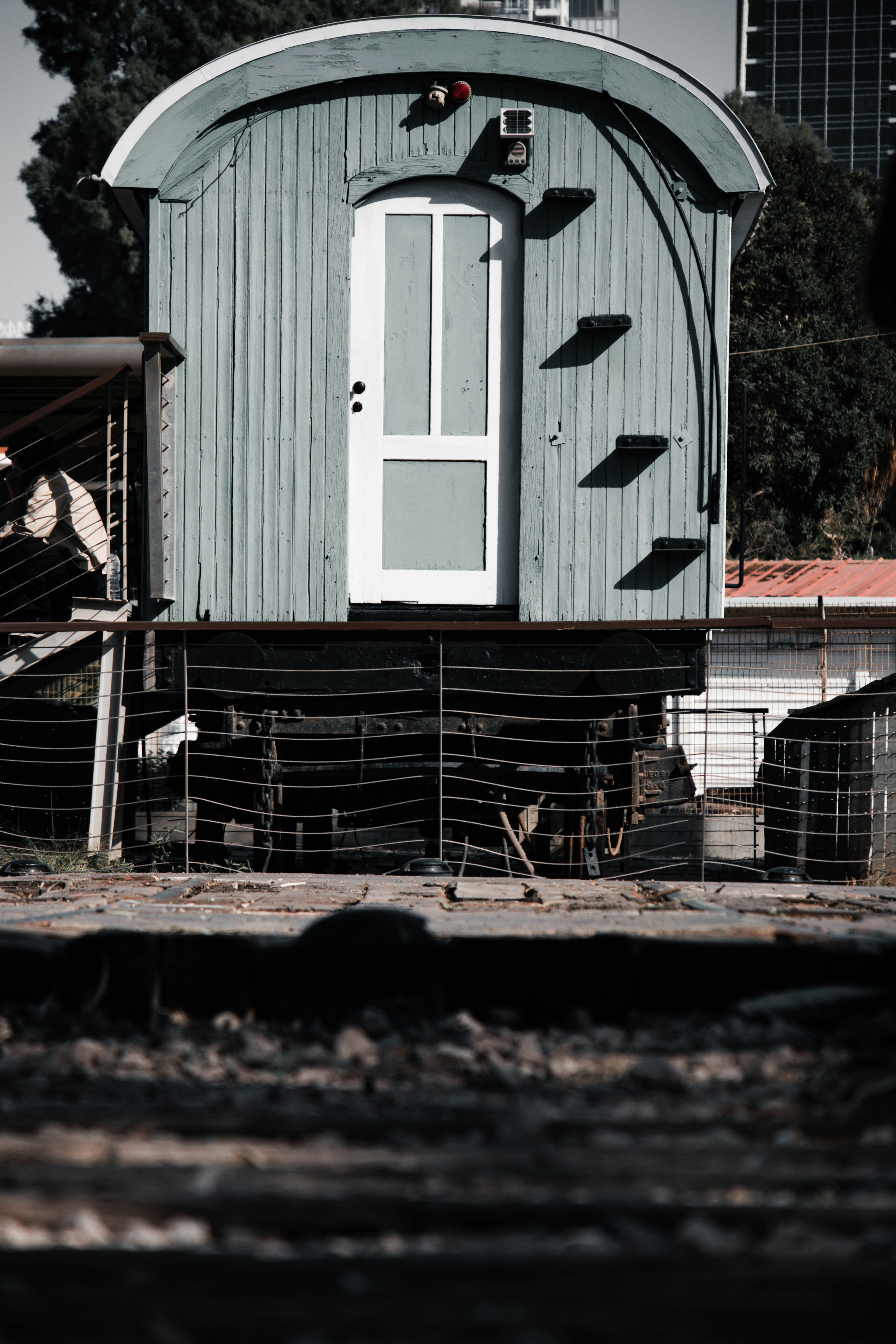 Railside Refuge: A Curved-Roof Cabin Above the Tracks