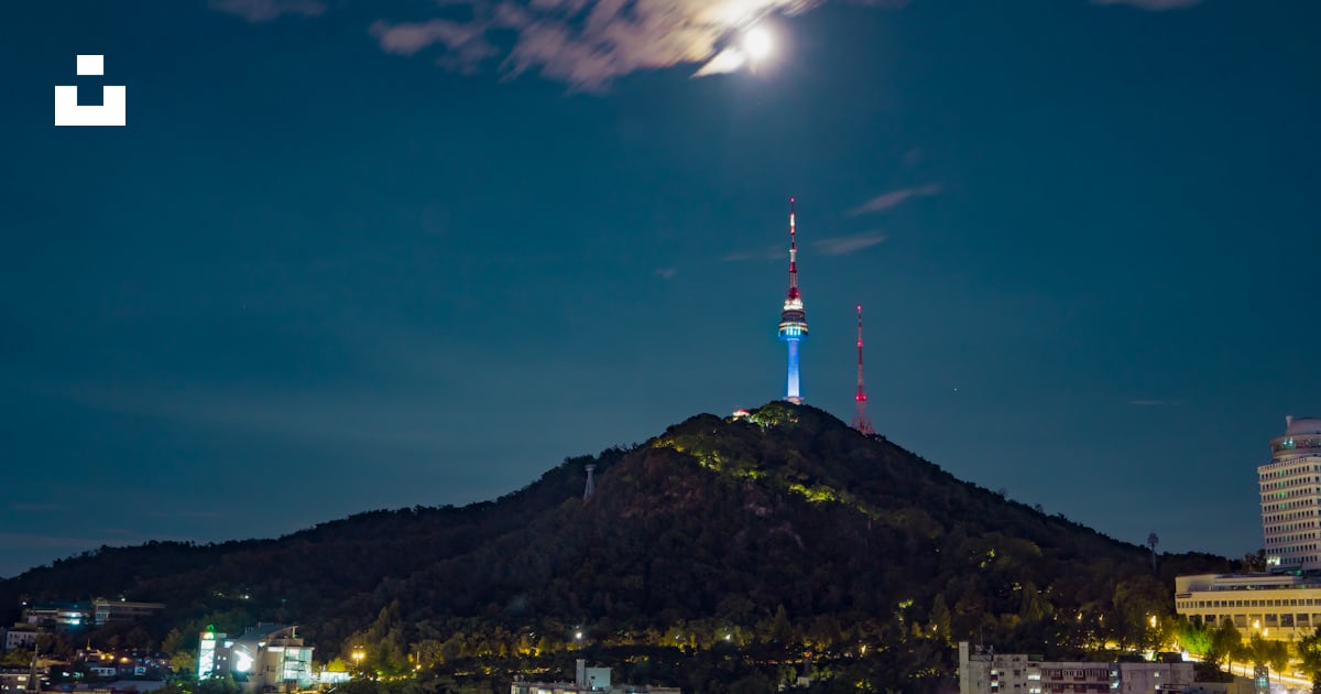 산을 배경으로 한 도시 위로 떠오르는 보름달 사진 Unsplash의 무료 대한민국 이미지