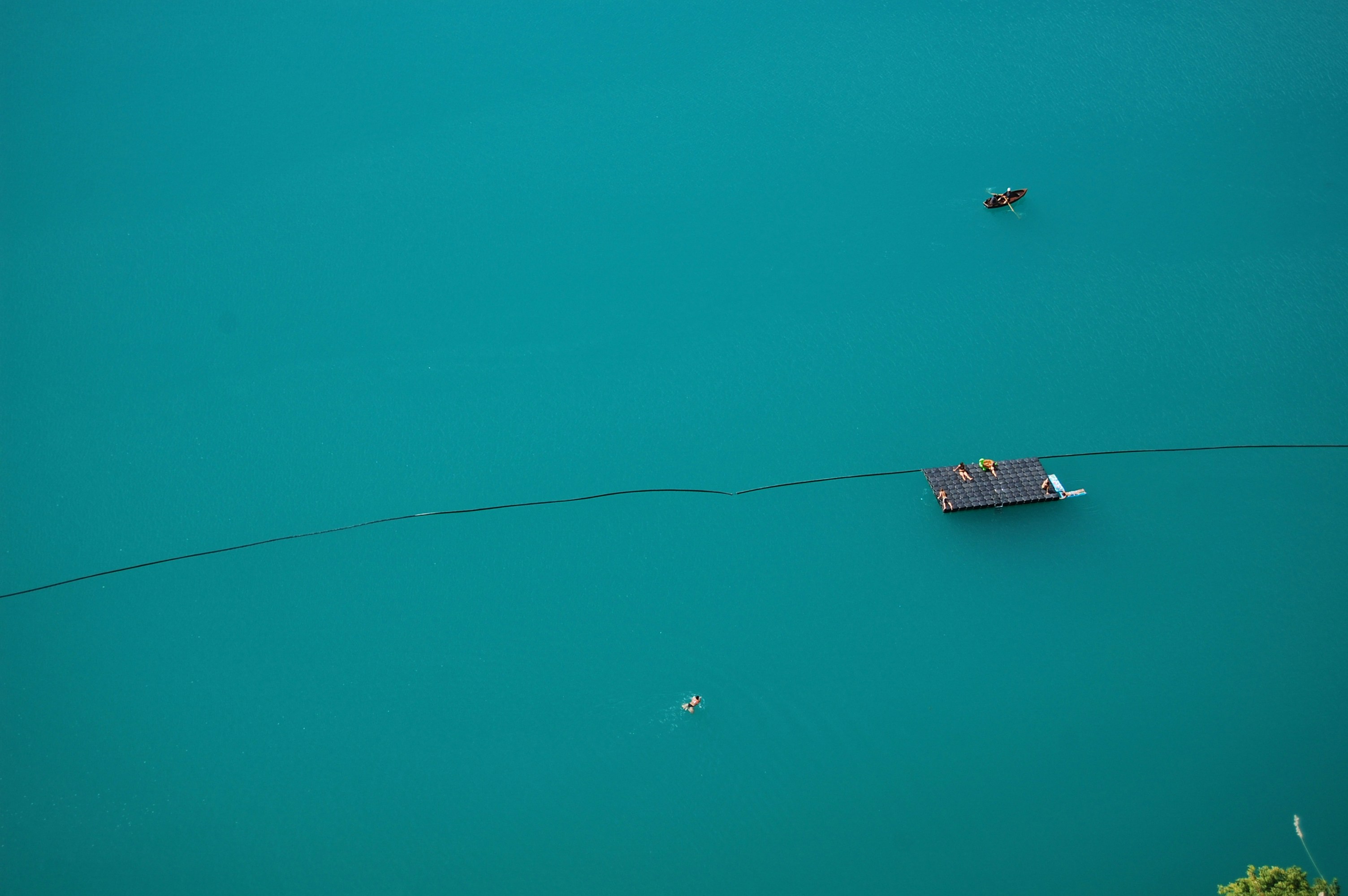 Un barco flotando sobre una gran masa de agua foto – Imagen de Lago ...