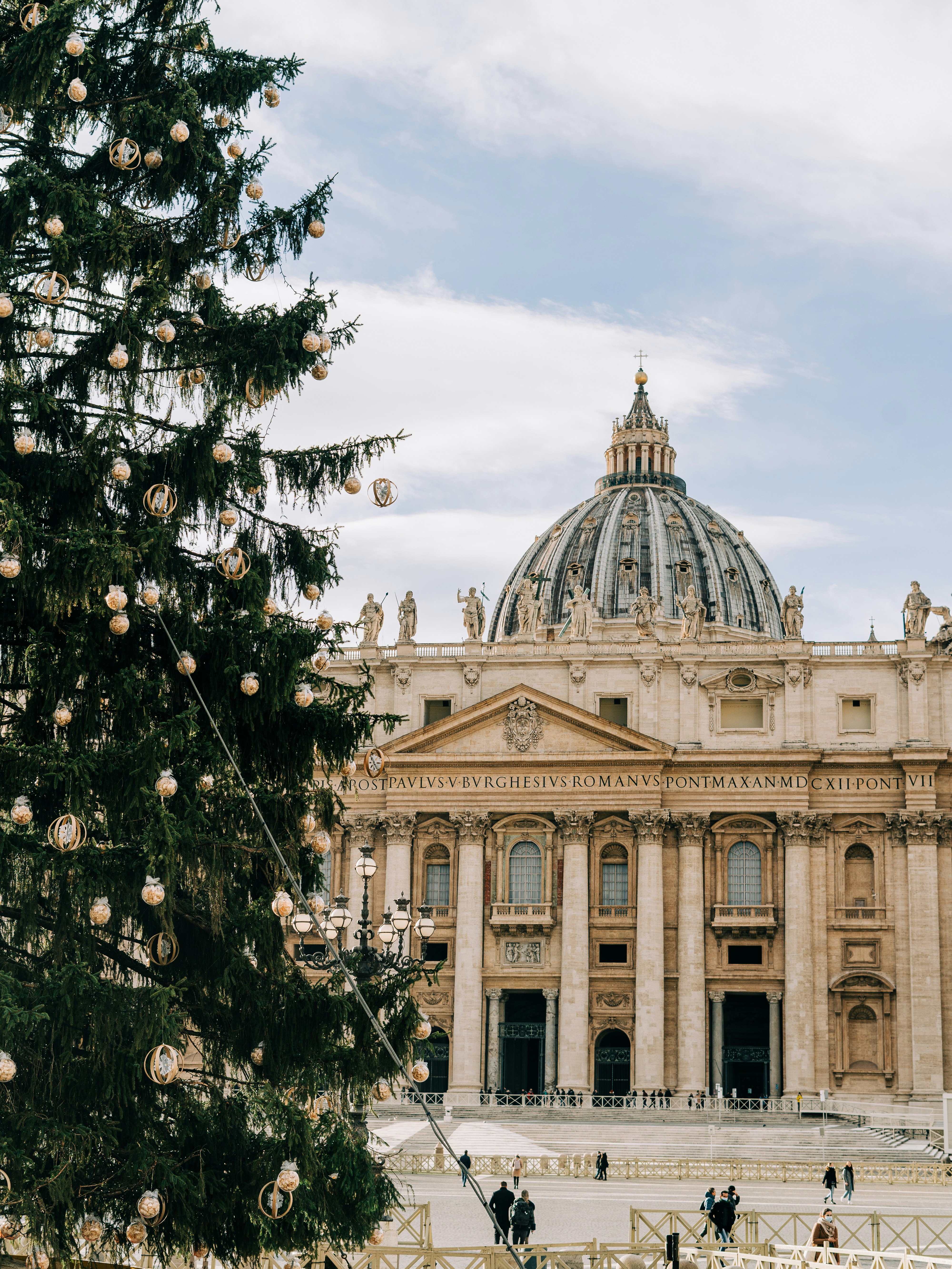 A christmas tree in front of a large building photo – Free Vatican city ...