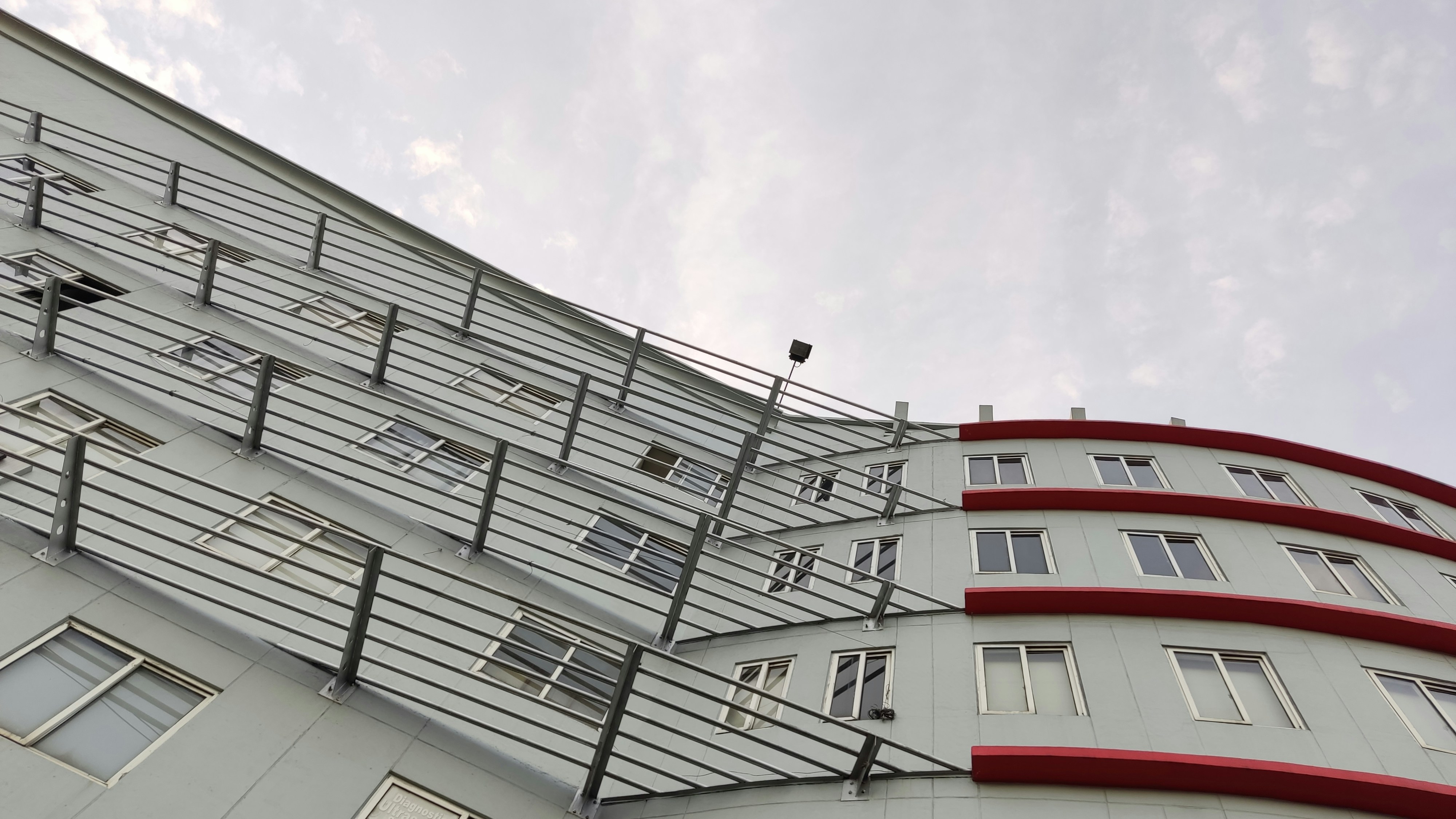 Un bâtiment rouge et blanc avec un oiseau perché dessus photo – Photo ...