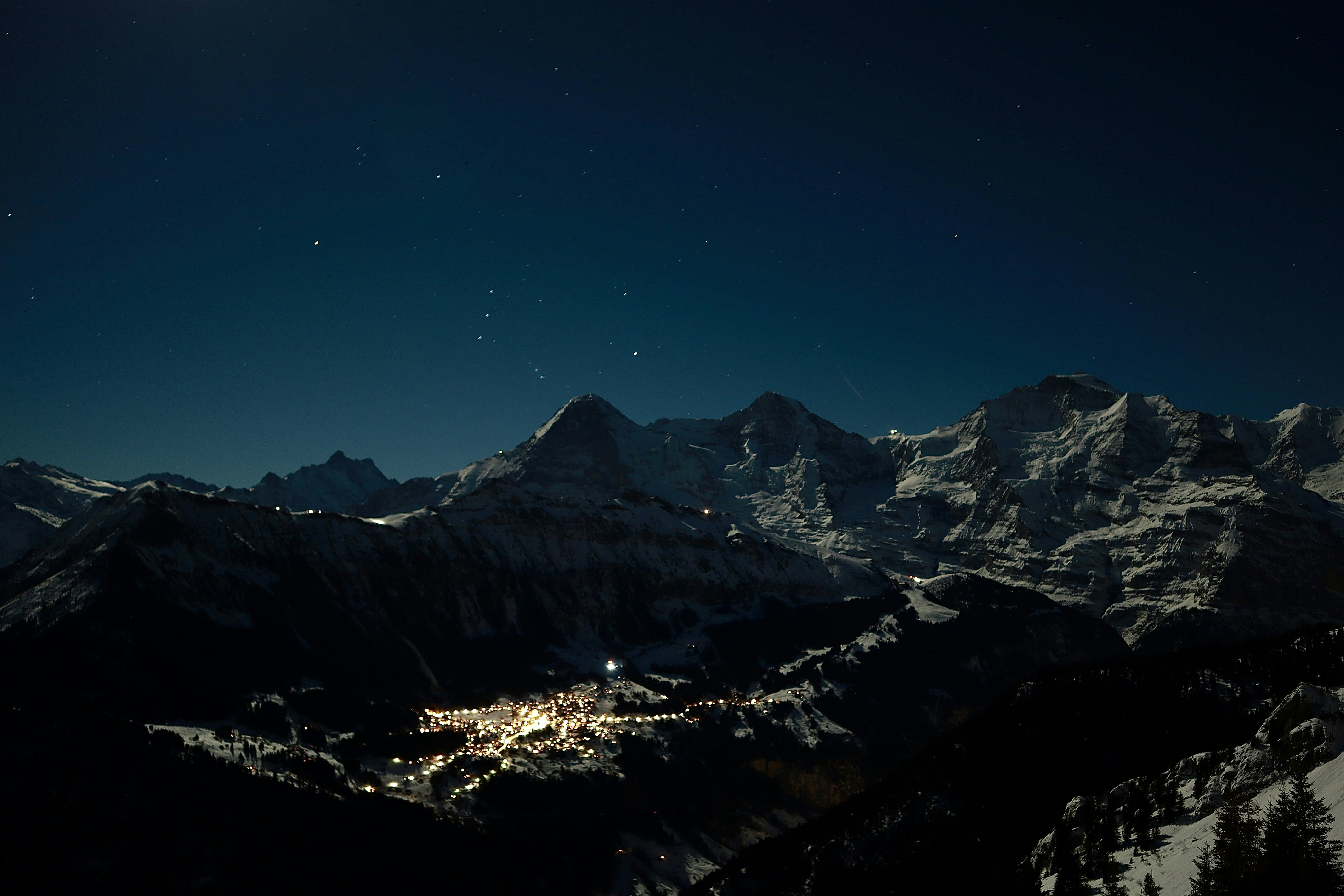 A night view of a snowy mountain range photo – Free Space Image on Unsplash