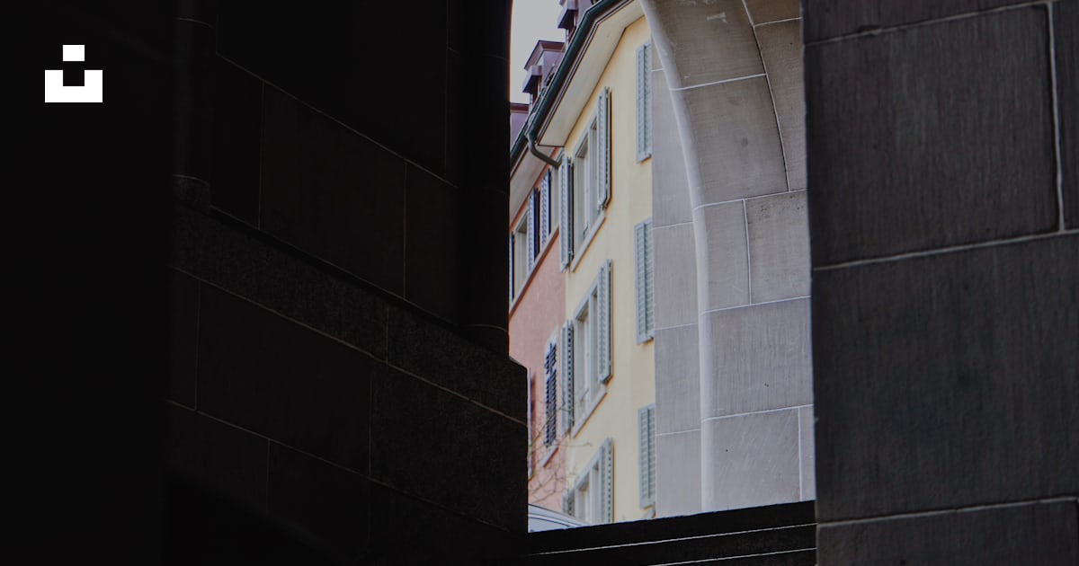 Blick auf ein Gebäude durch einen Torbogen Foto – Kostenloses Bild zum ... Blick auf ein Gebäude durch einen Torbogen Foto – Kostenloses Bild zum ...