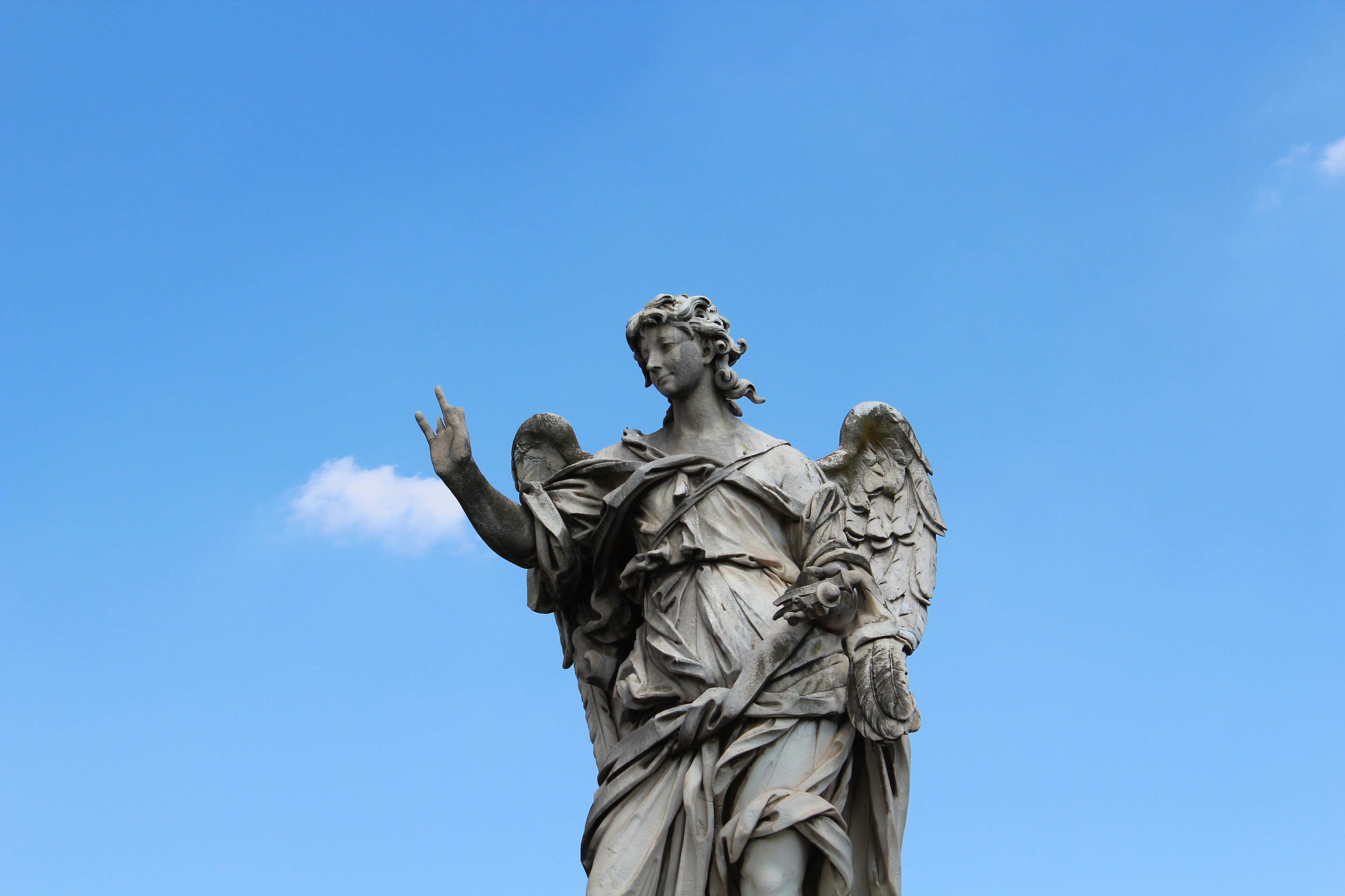 Foto Una estatua de un ángel con las manos extendidas – Imagen Italia ...