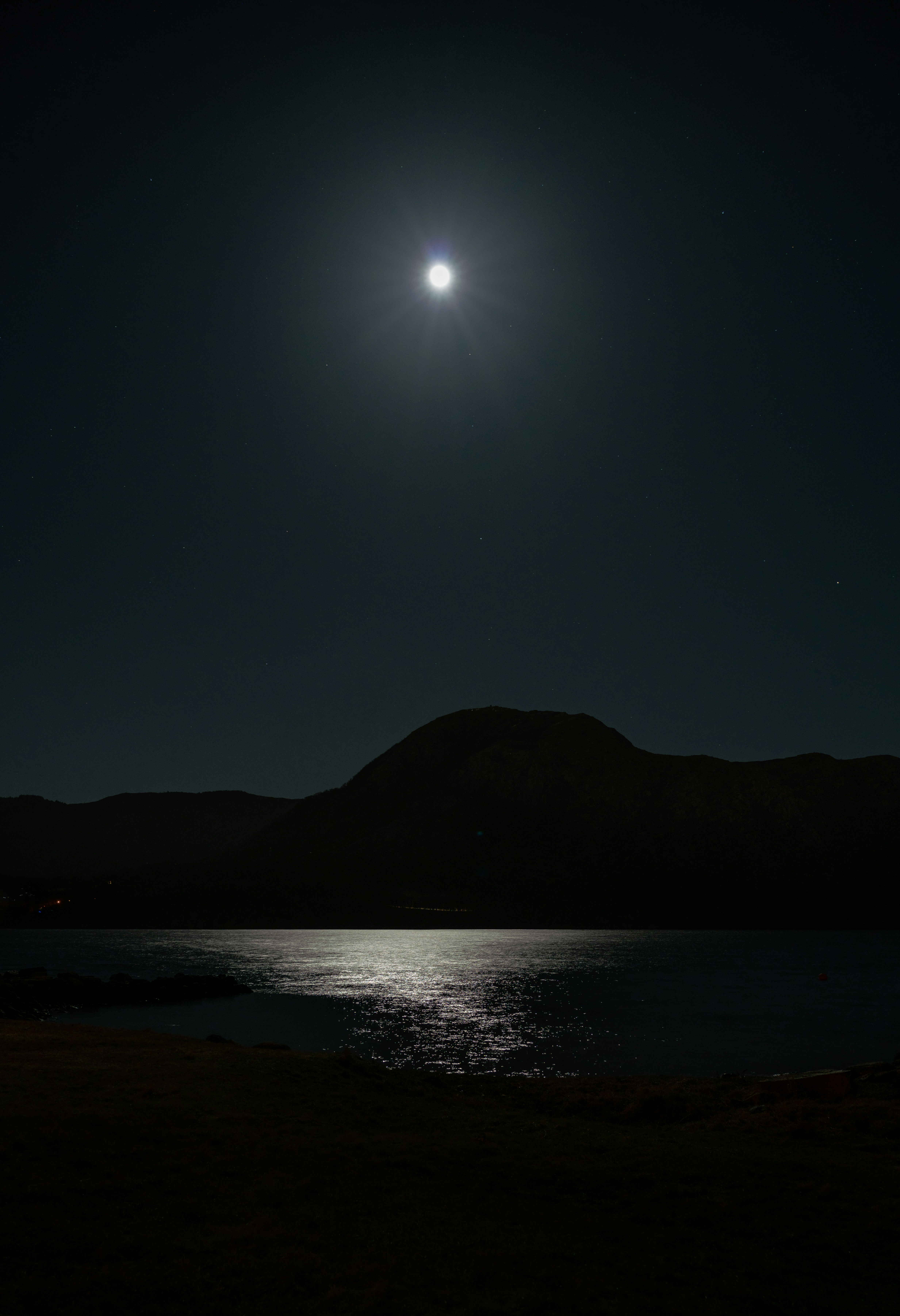 Gambar Bulan Di Atas Air | Unduh Gambar Gratis di Unsplash