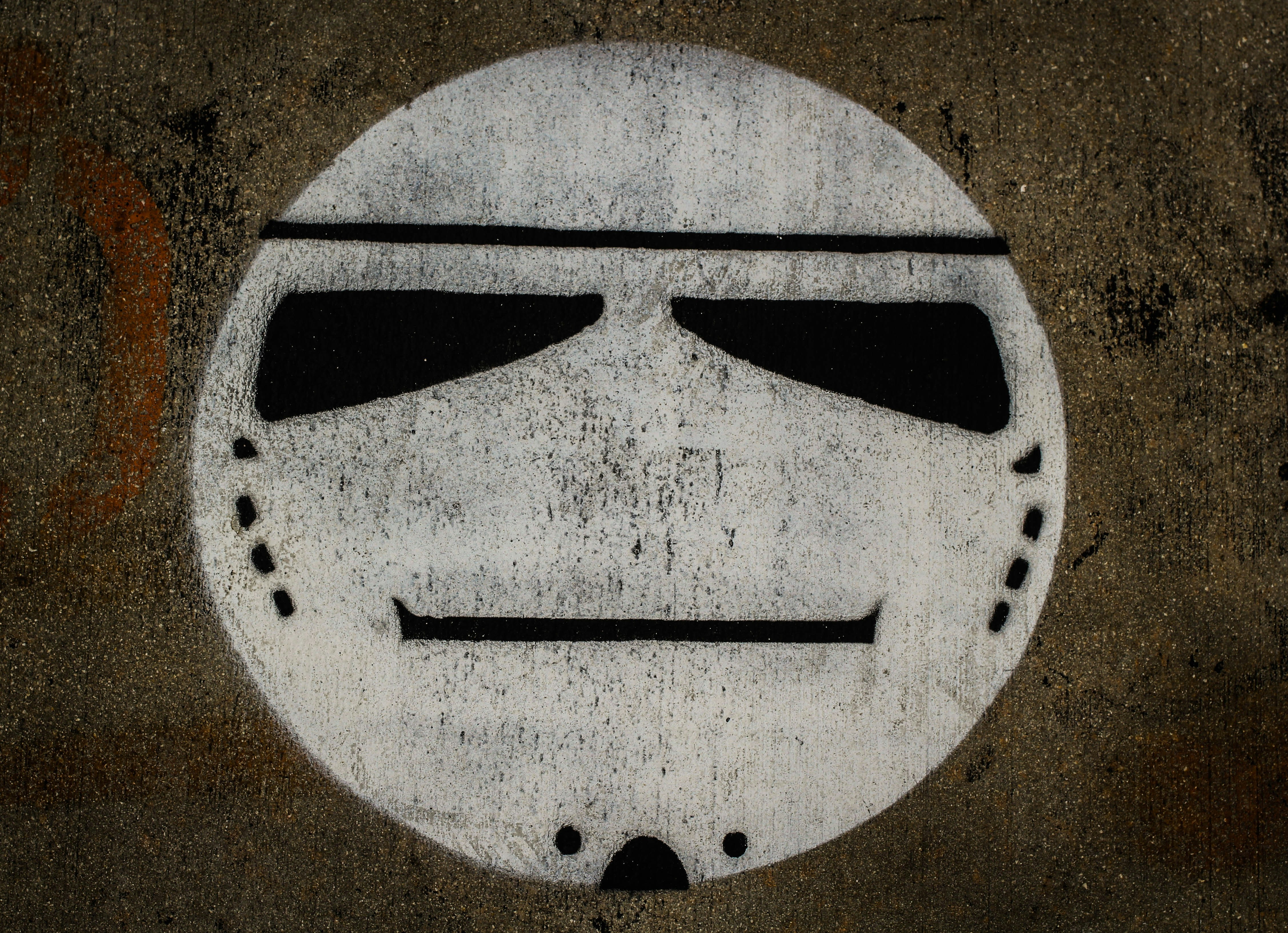 Une face blanche peinte sur une surface de ciment photo – Photo Murs de ...