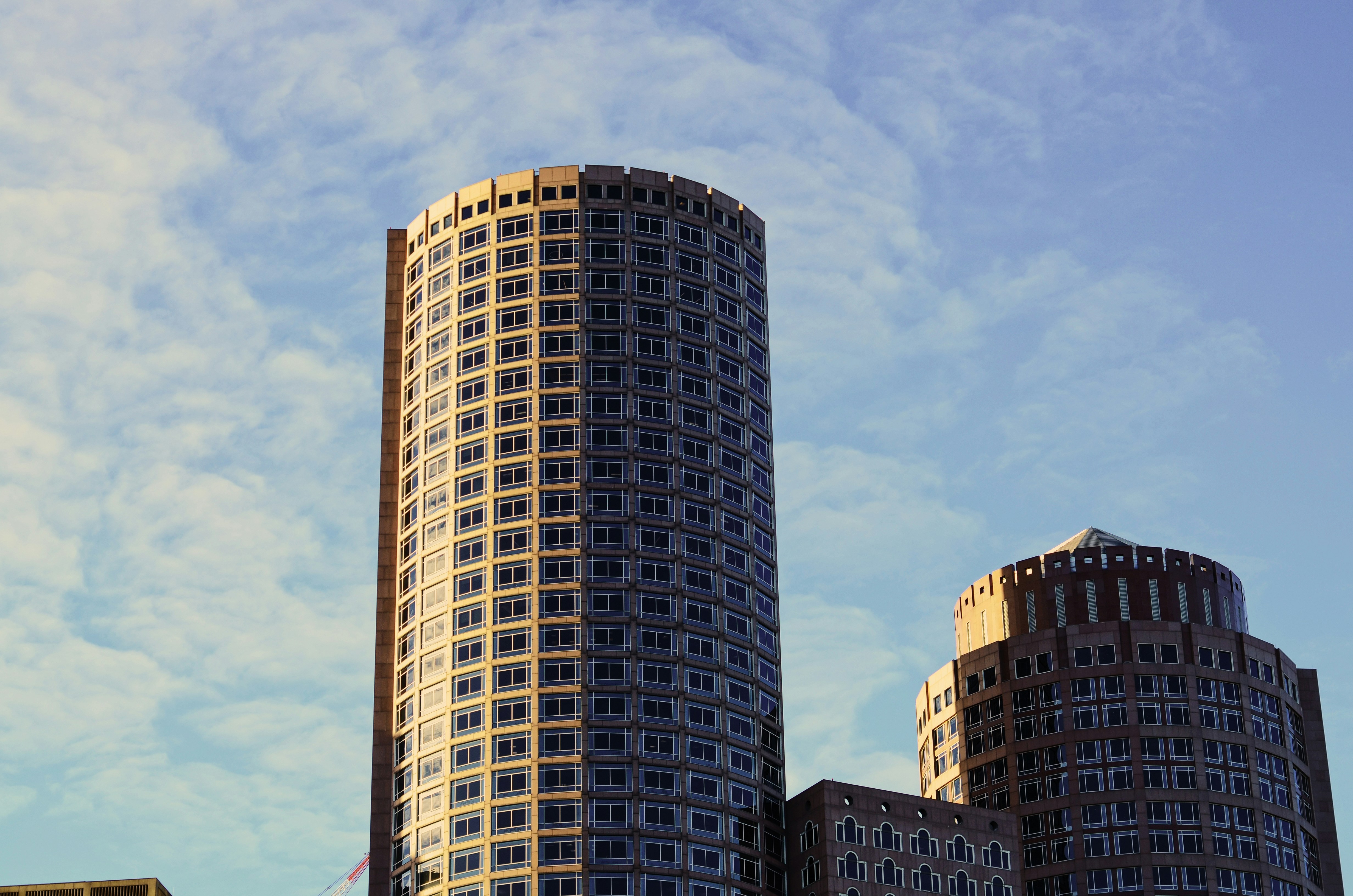 Un edificio muy alto sentado en medio de una ciudad foto – Imagen de Boston gratuita en Unsplash