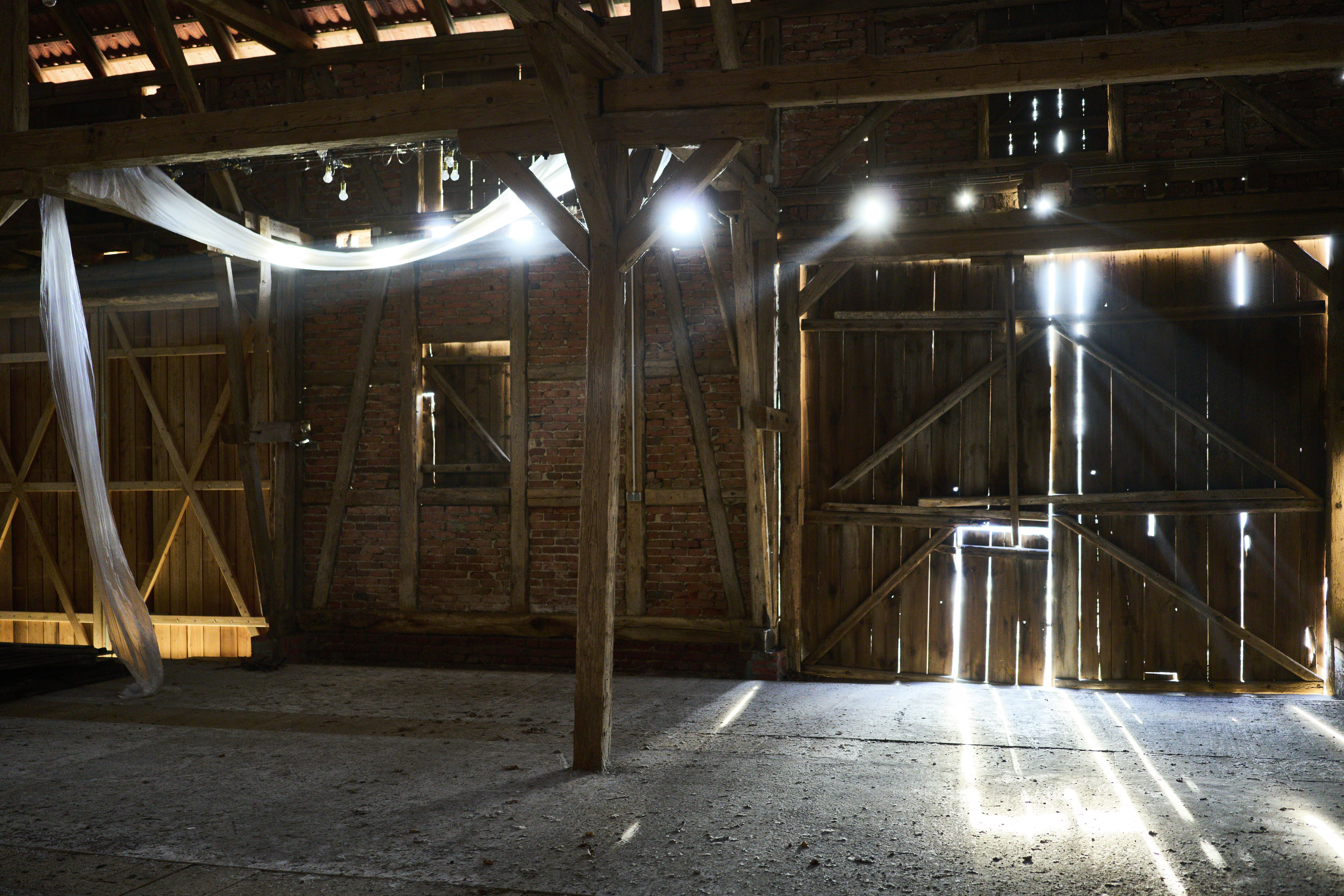 Eine leere Scheune mit Lichtstrahlen, die durch die Fenster scheinen ...