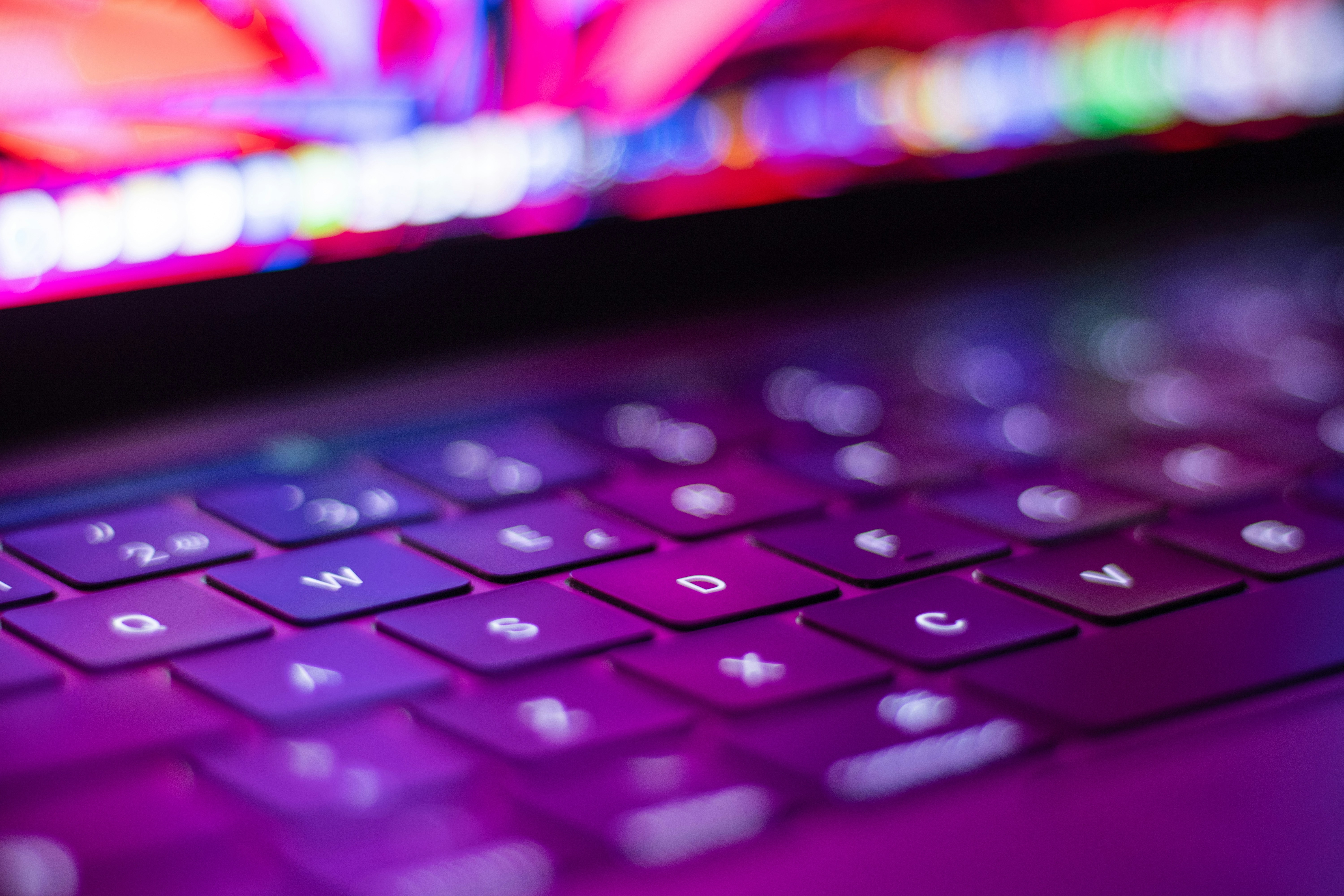 Gros plan d’un clavier violet sur un ordinateur portable photo – Photo ...