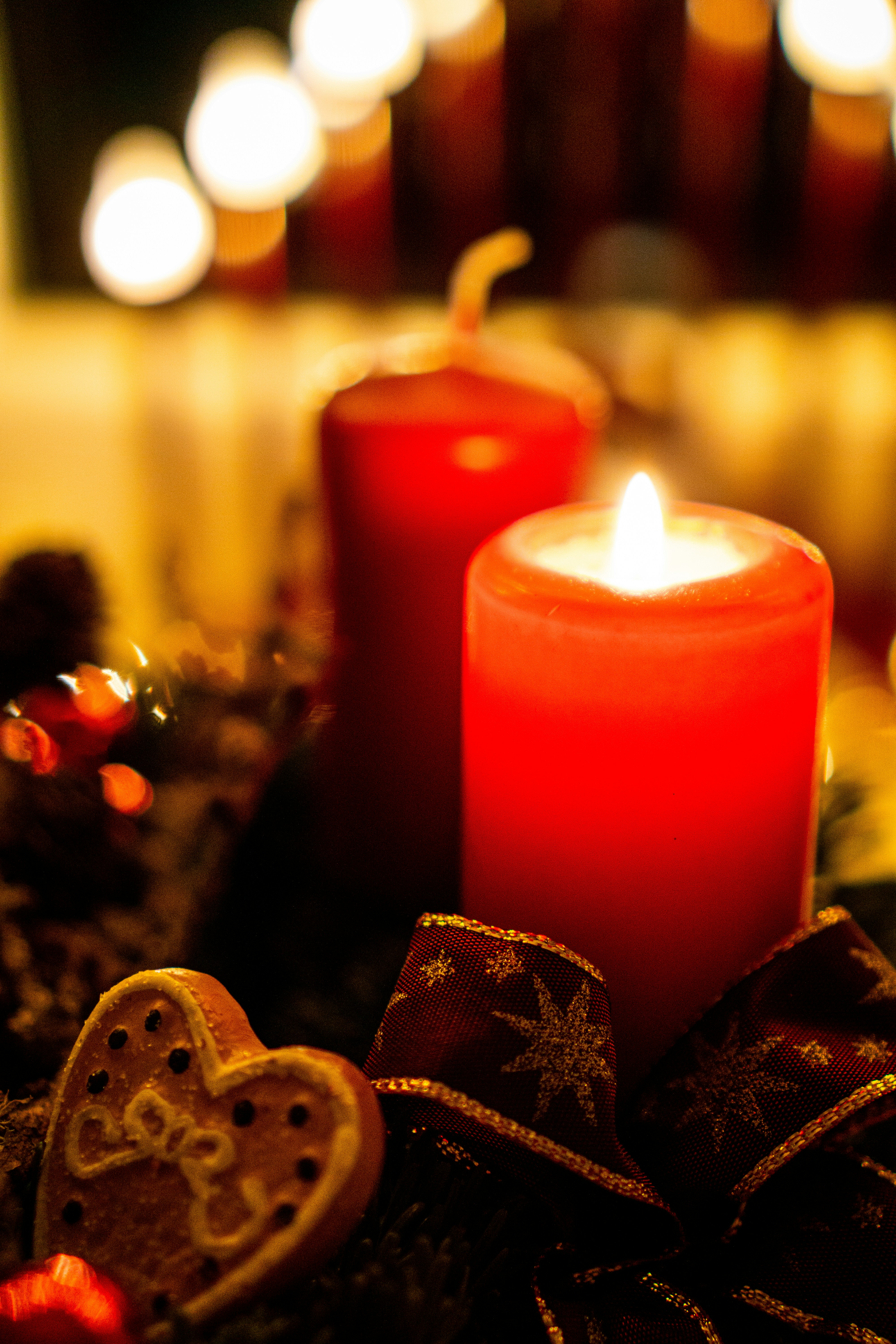 Foto Un par de velas rojas sentadas encima de una mesa – Imagen Vela ...