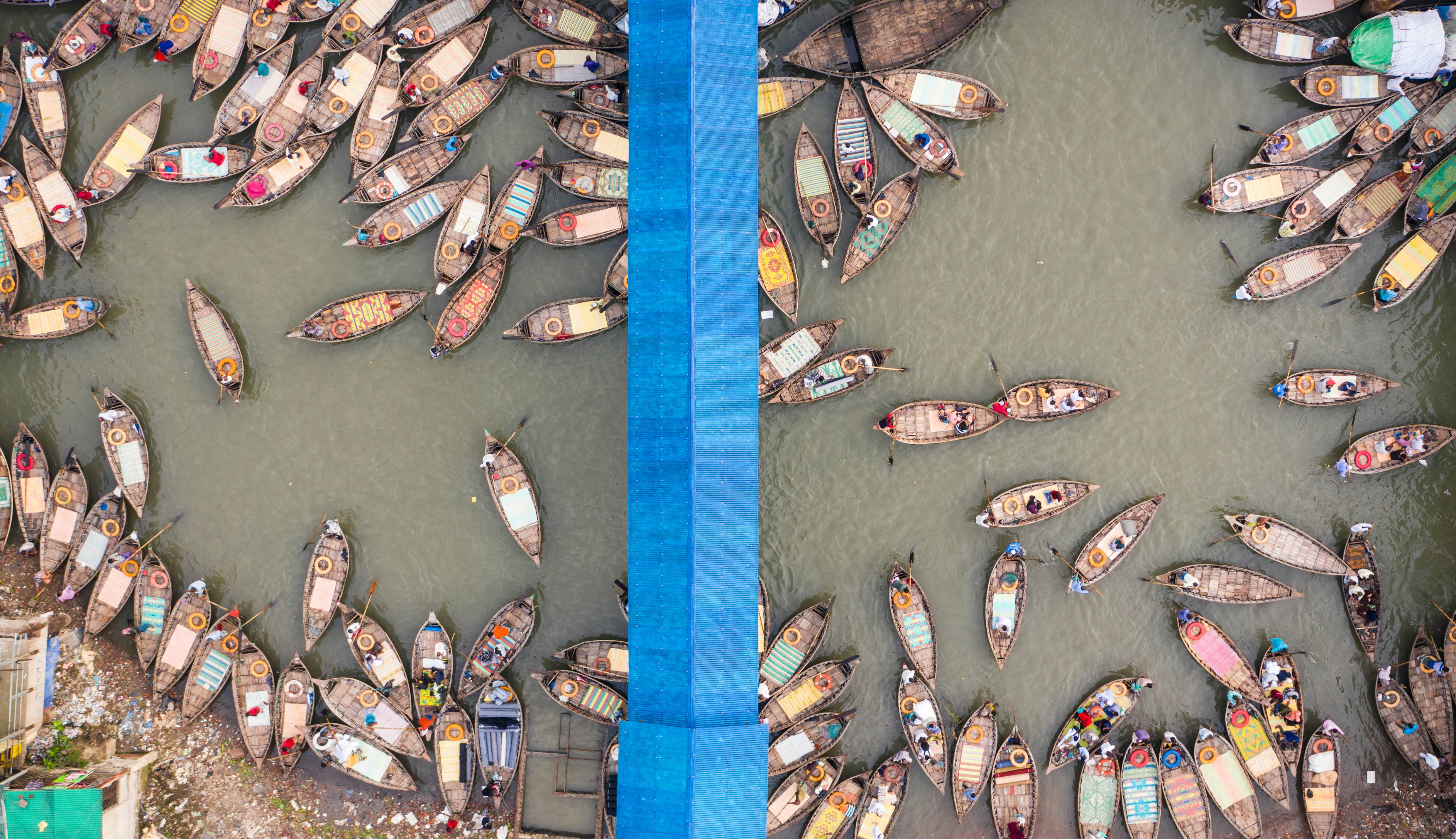 Un par de botes que están sentados en el agua foto – Imagen de Barcos ...