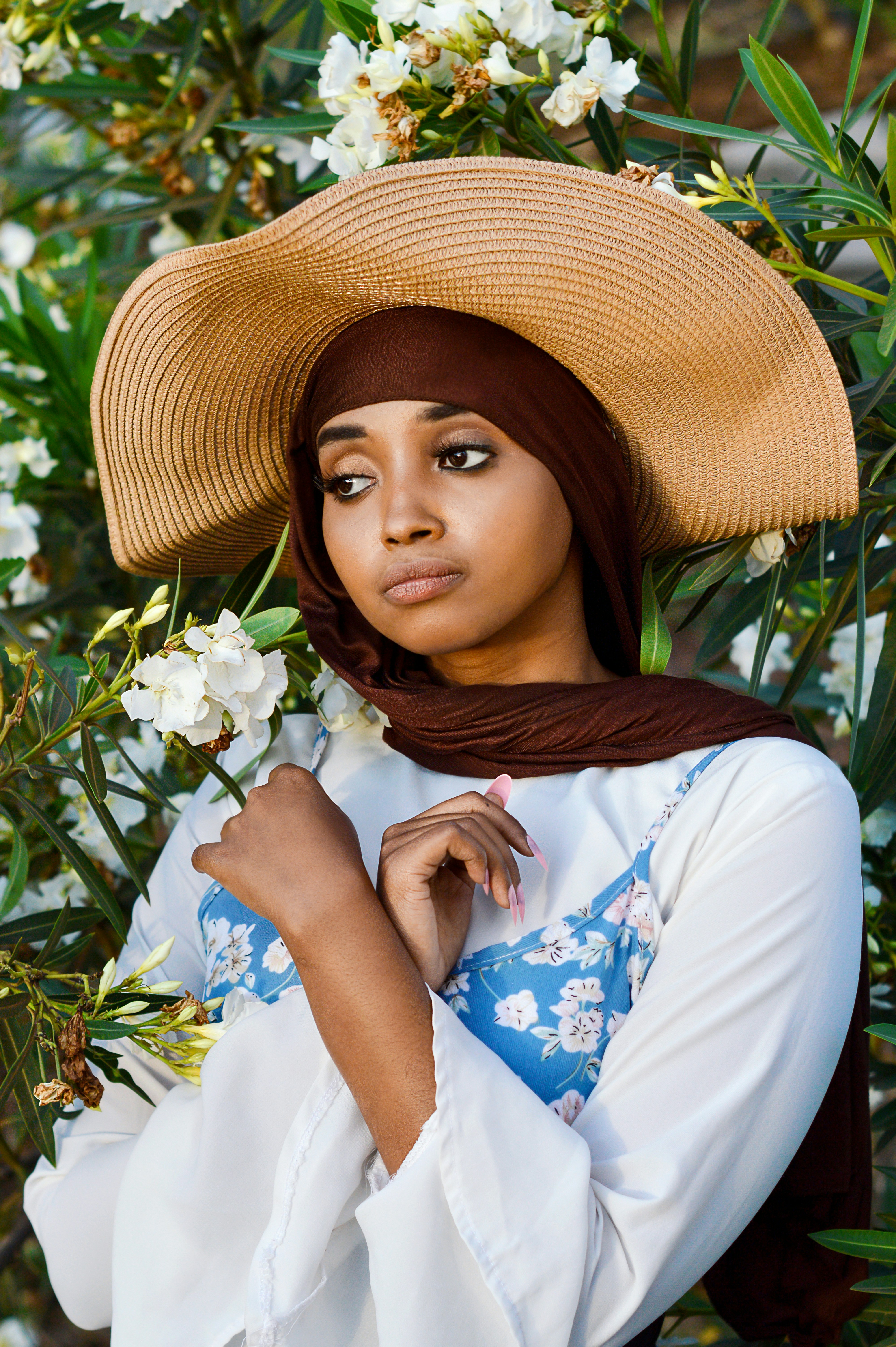 Sunlit Poise: A Wide-Brim Moment Among White Blooms